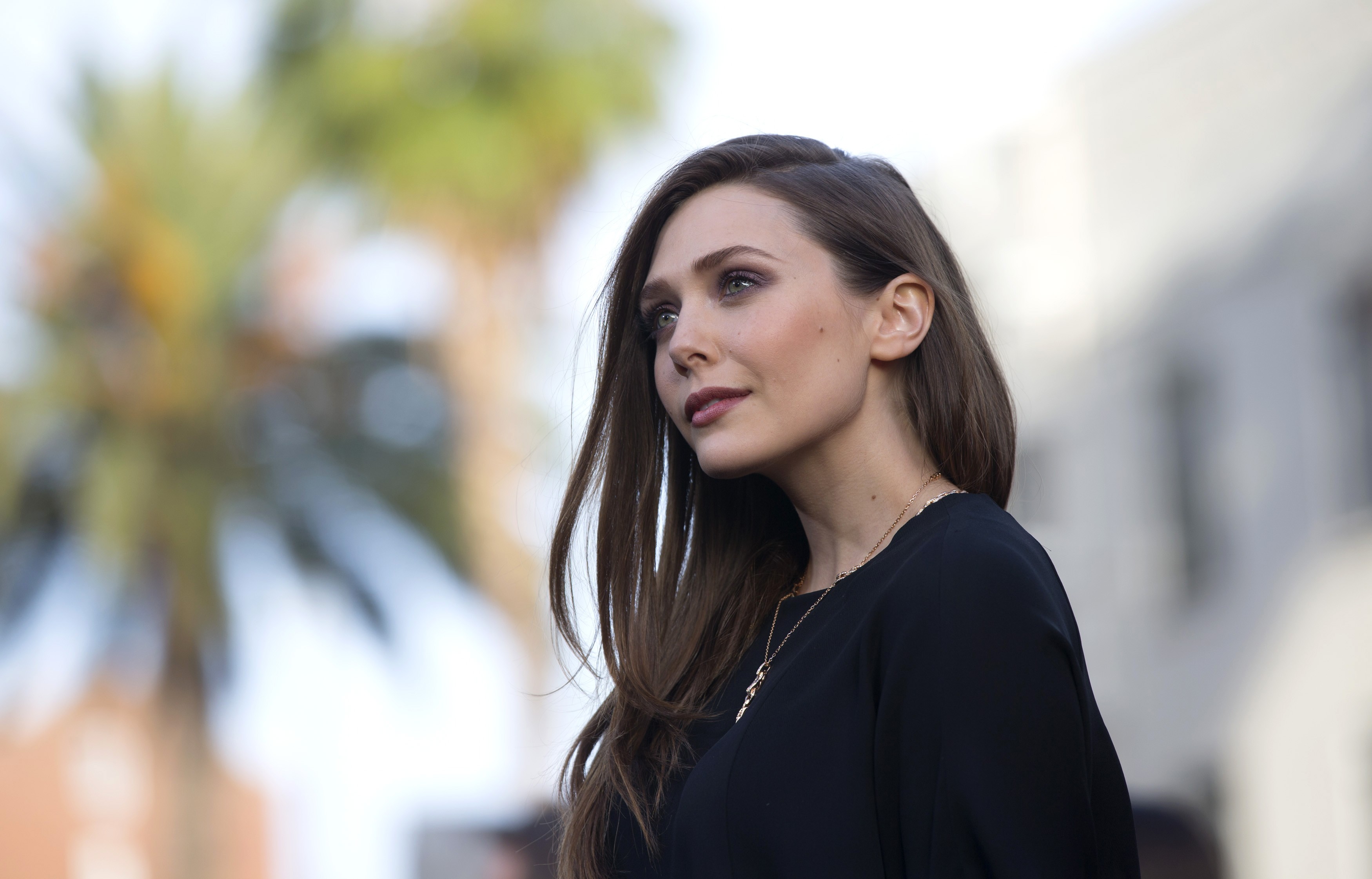 Elizabeth Olsen: Stunning American Actress with Captivating Green Eyes – HD Wallpaper