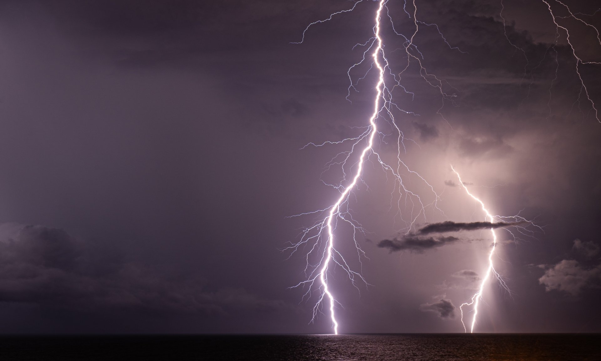 4K Ultra HD Ocean Horizon Lightning Storm Wallpaper