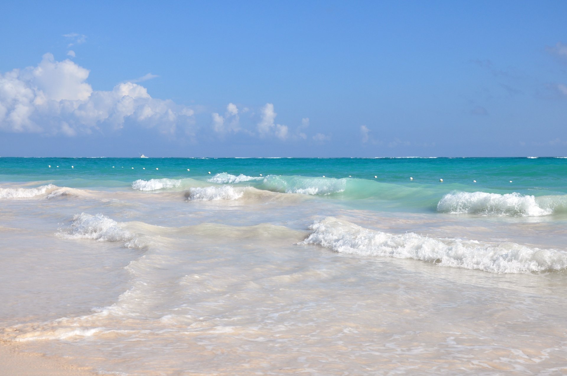 Serene Ocean Waves: HD Beach Nature Wallpaper