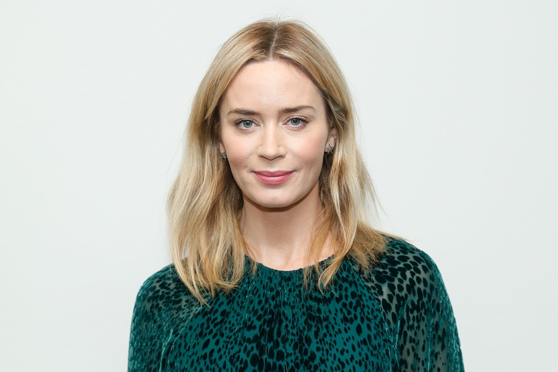 Download Blue Eyes American Face Blonde Actress Celebrity Emily Blunt ...