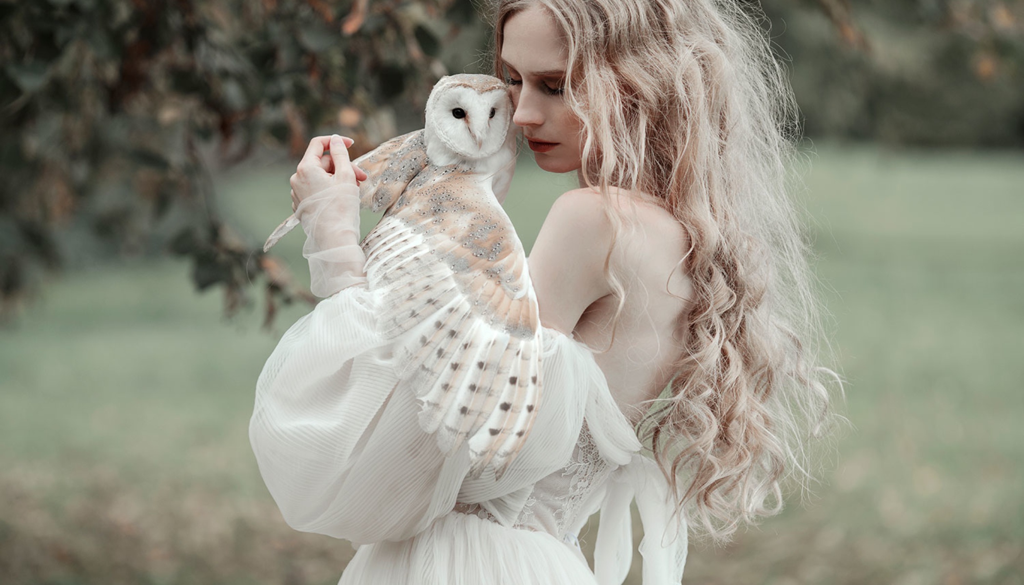 Download Model Blonde Bird Owl Woman Mood HD Wallpaper by Jovana Rikalo