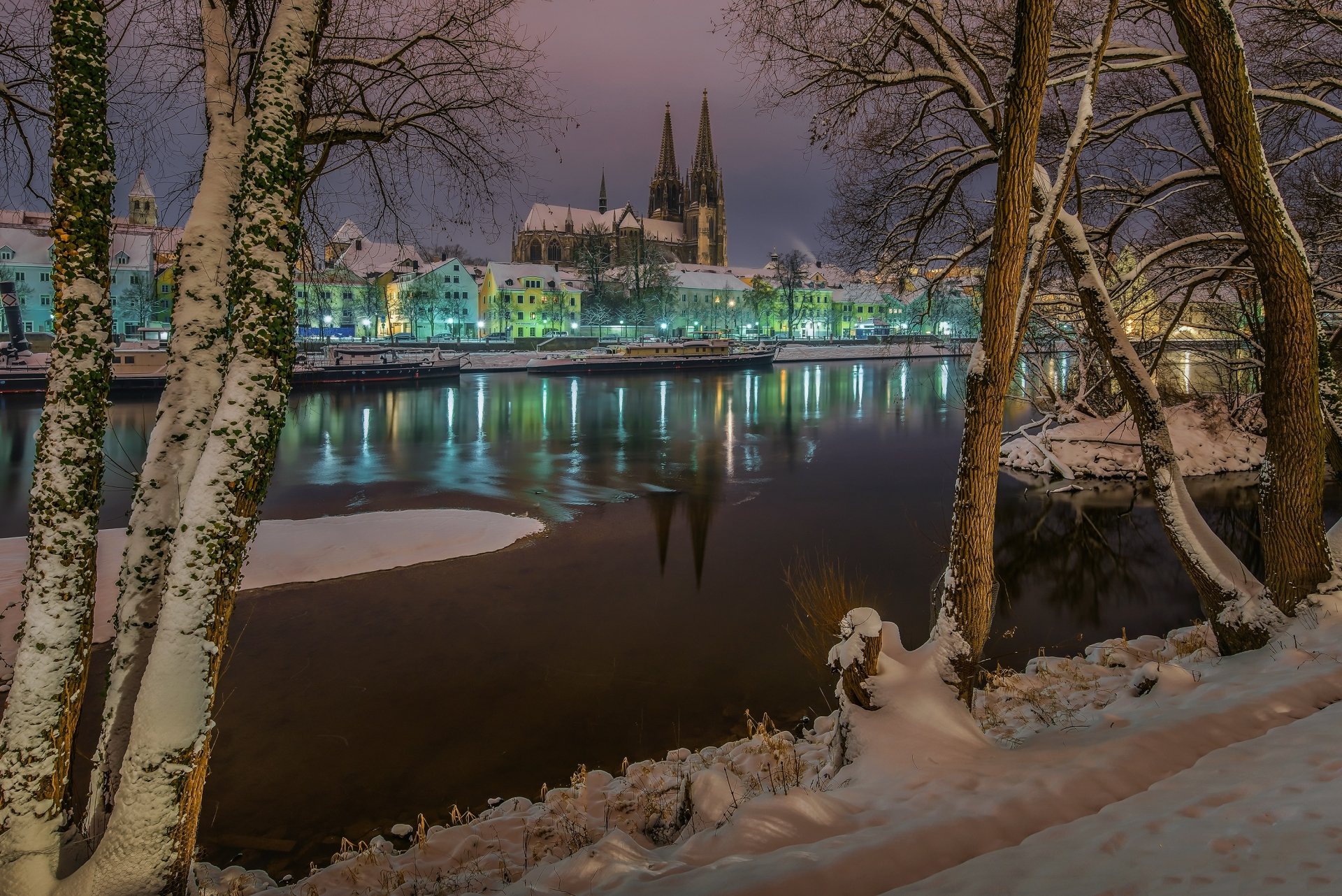 Winter Glow Over Regensburg: Bavaria’s Snow-Kissed River Cityscape in HD