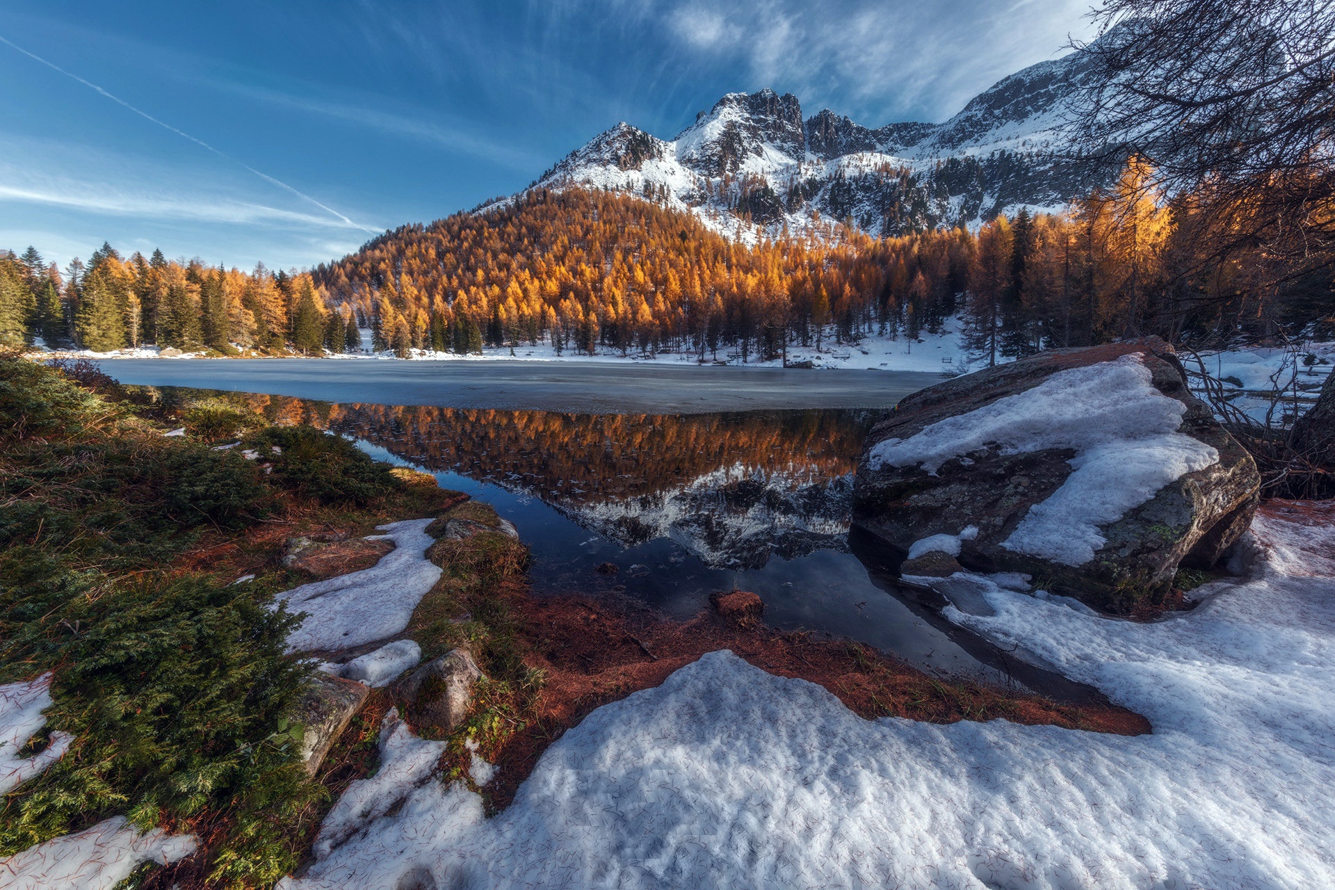 Snowy Mountain Reflections: HD Winter Landscape by the Lake