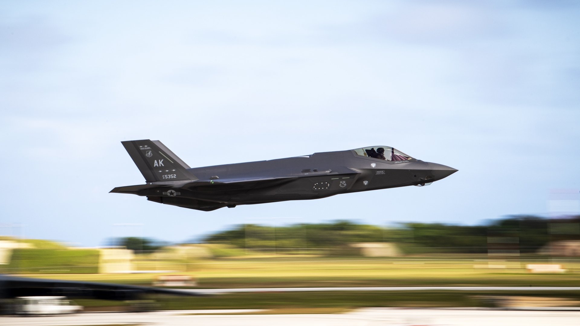 F-35 Lightning II Jet Fighter in Motion – Stunning 4K Ultra HD Military Wallpaper