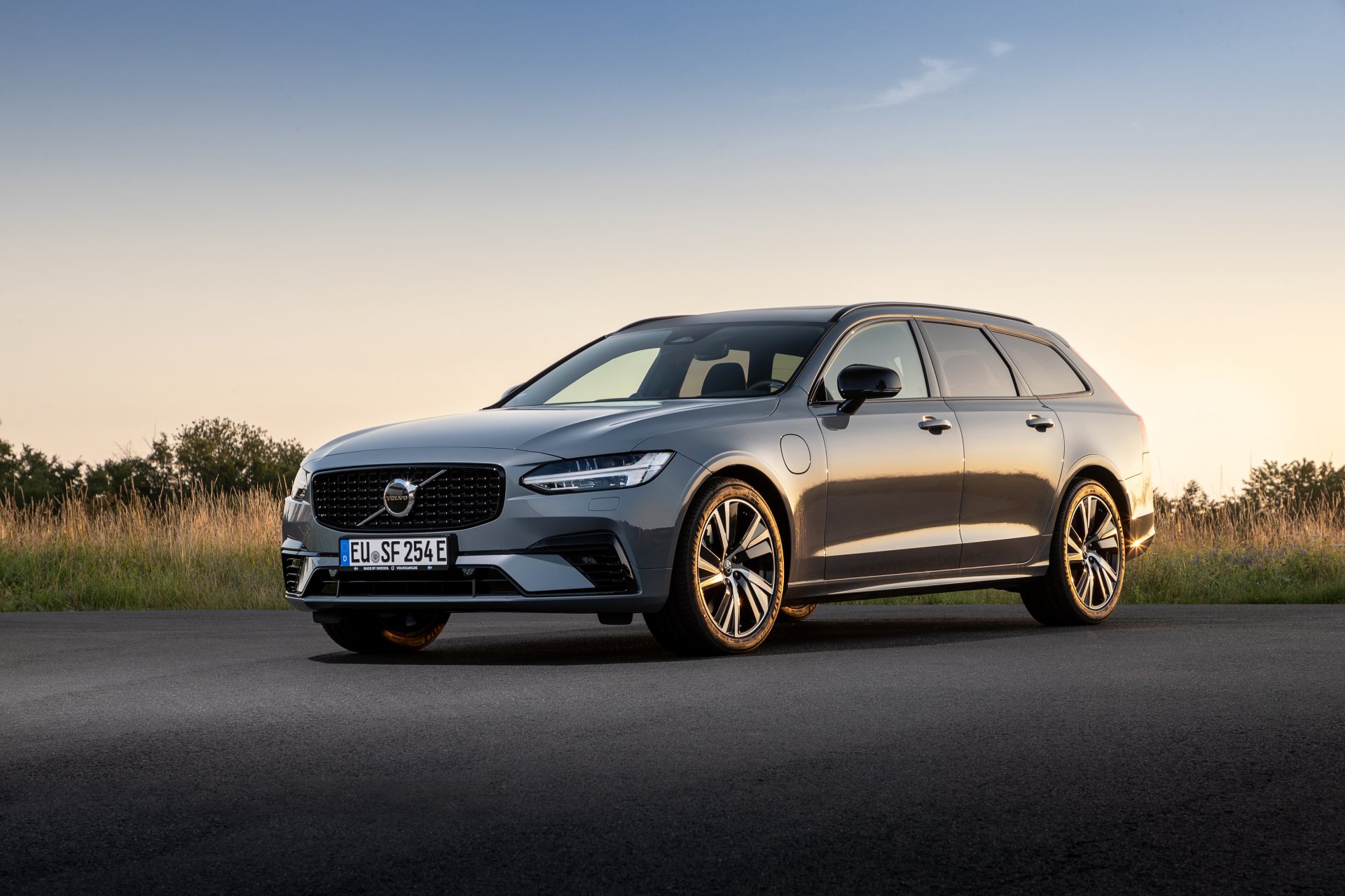 Download Volvo V90 Vehicle Volvo V90 T6 AWD 4k Ultra HD Wallpaper