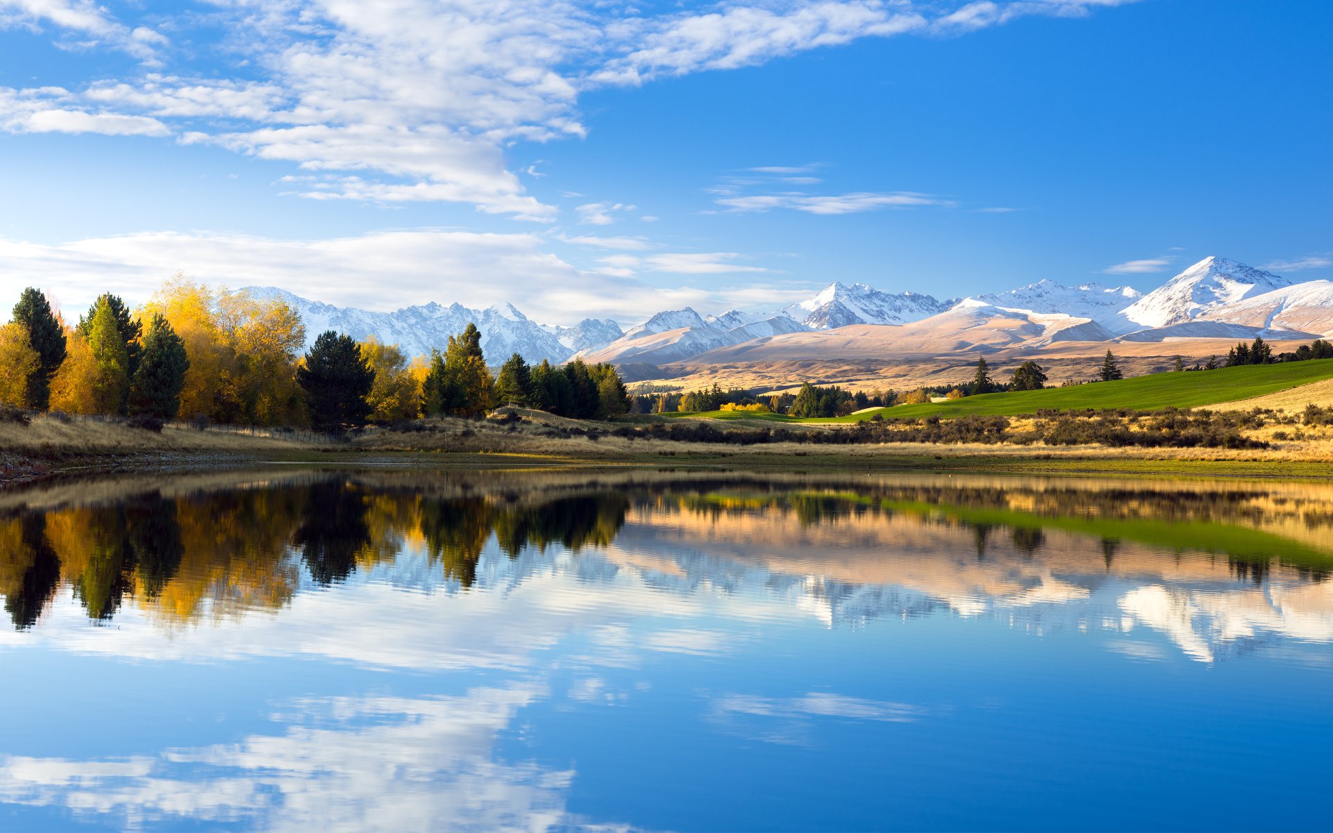 Russian Lake Reflection — 4K Ultra HD Nature Wallpaper