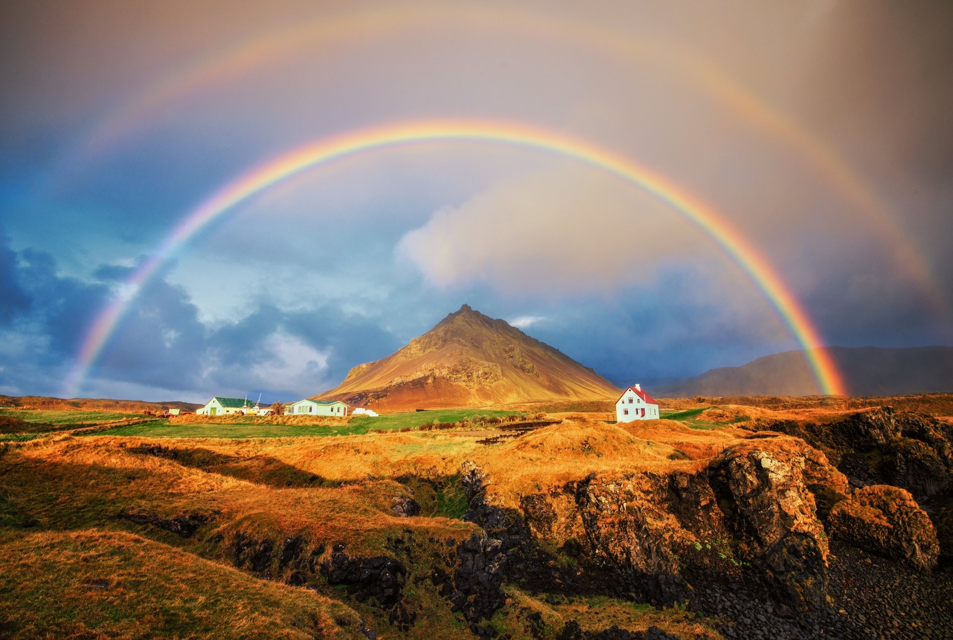 4K Ultra HD Rainbow Landscape: Nature's Radiant Arch