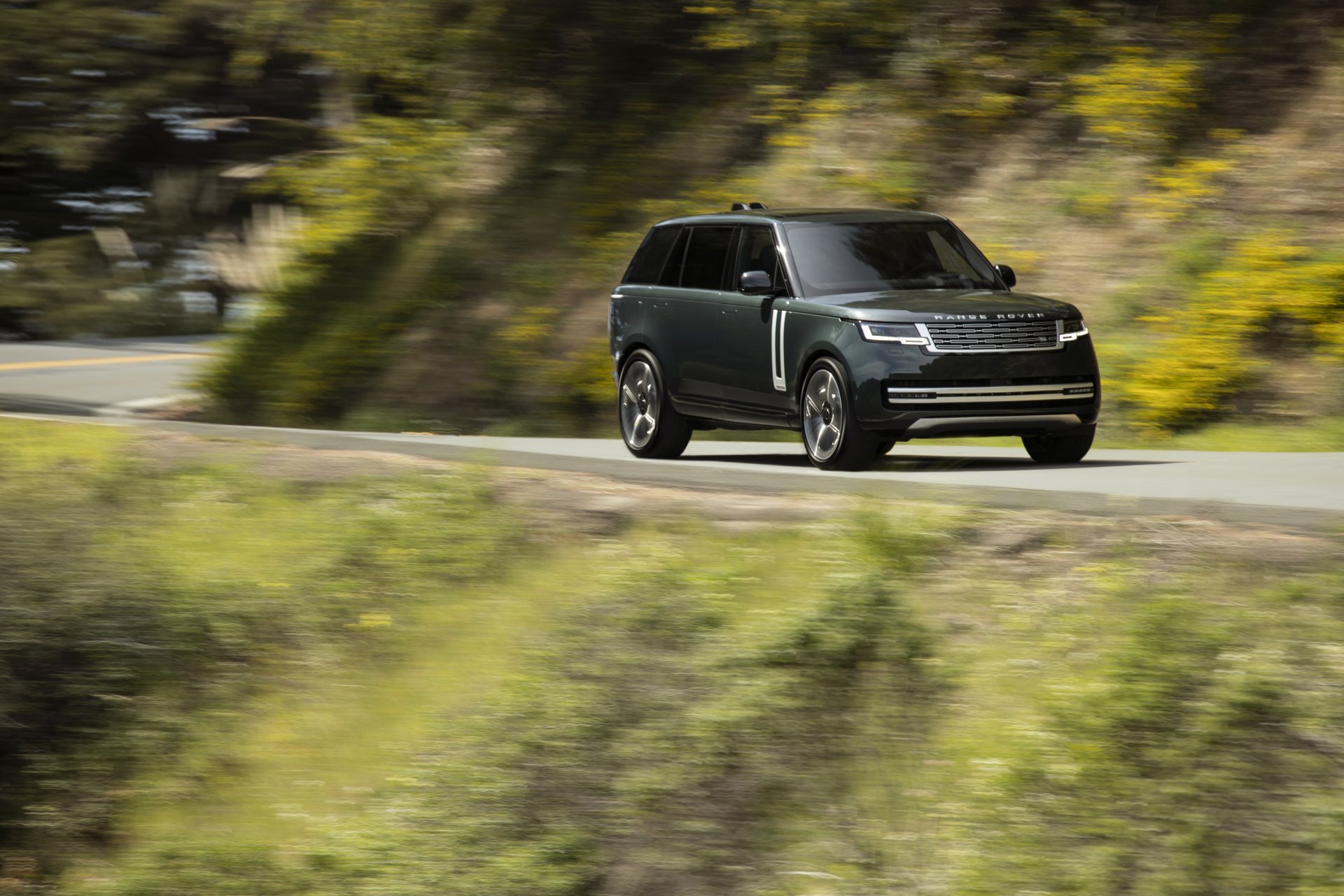 Download Vehicle Range Rover P400 LWB 4k Ultra HD Wallpaper