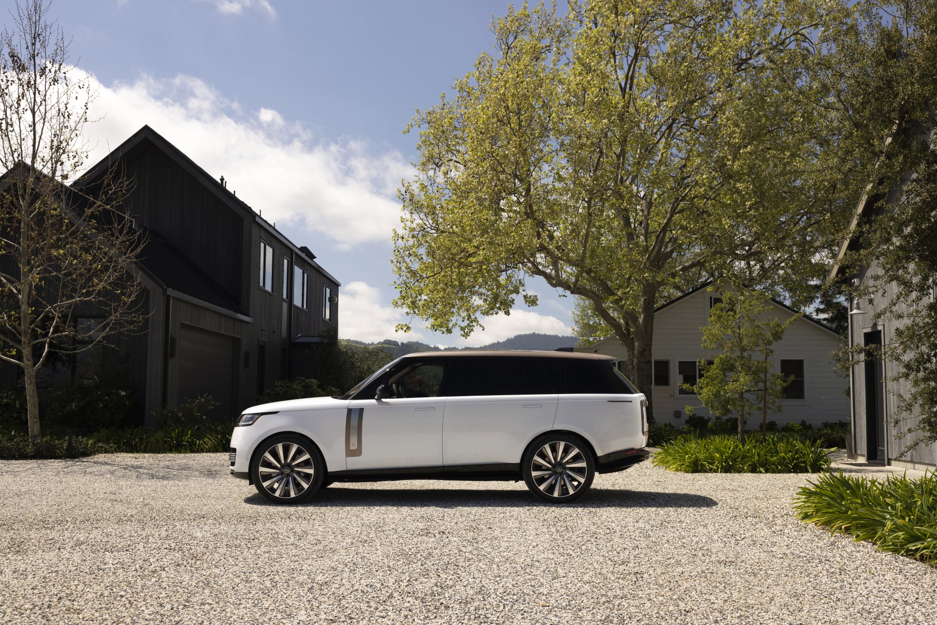 Download Vehicle Range Rover SV 8k Ultra HD Wallpaper