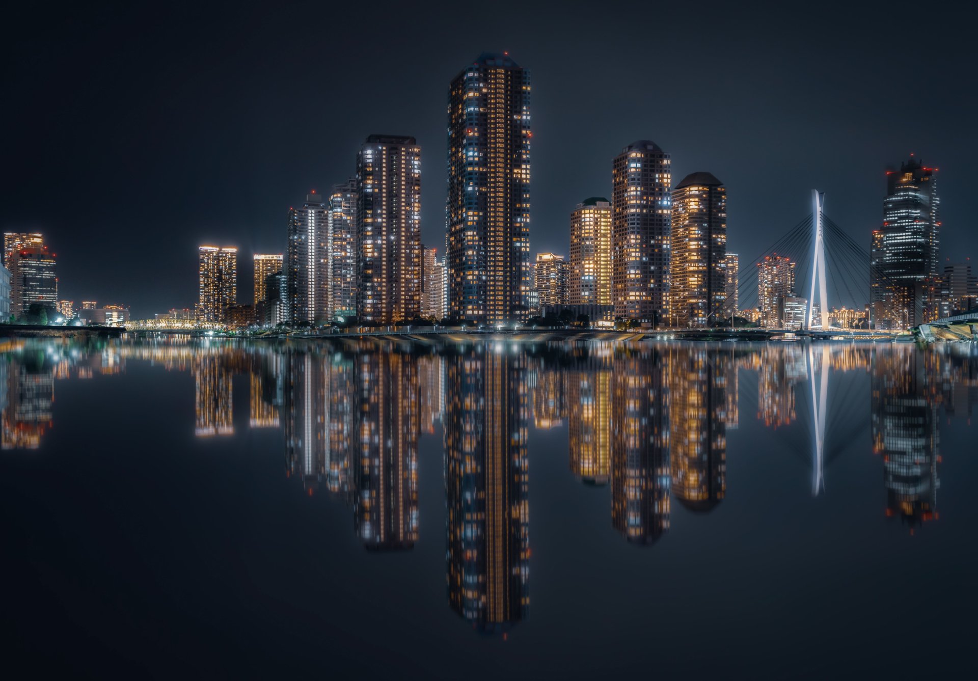 Tokyo Night Reflections: 4K Ultra HD Skyscraper Skyline