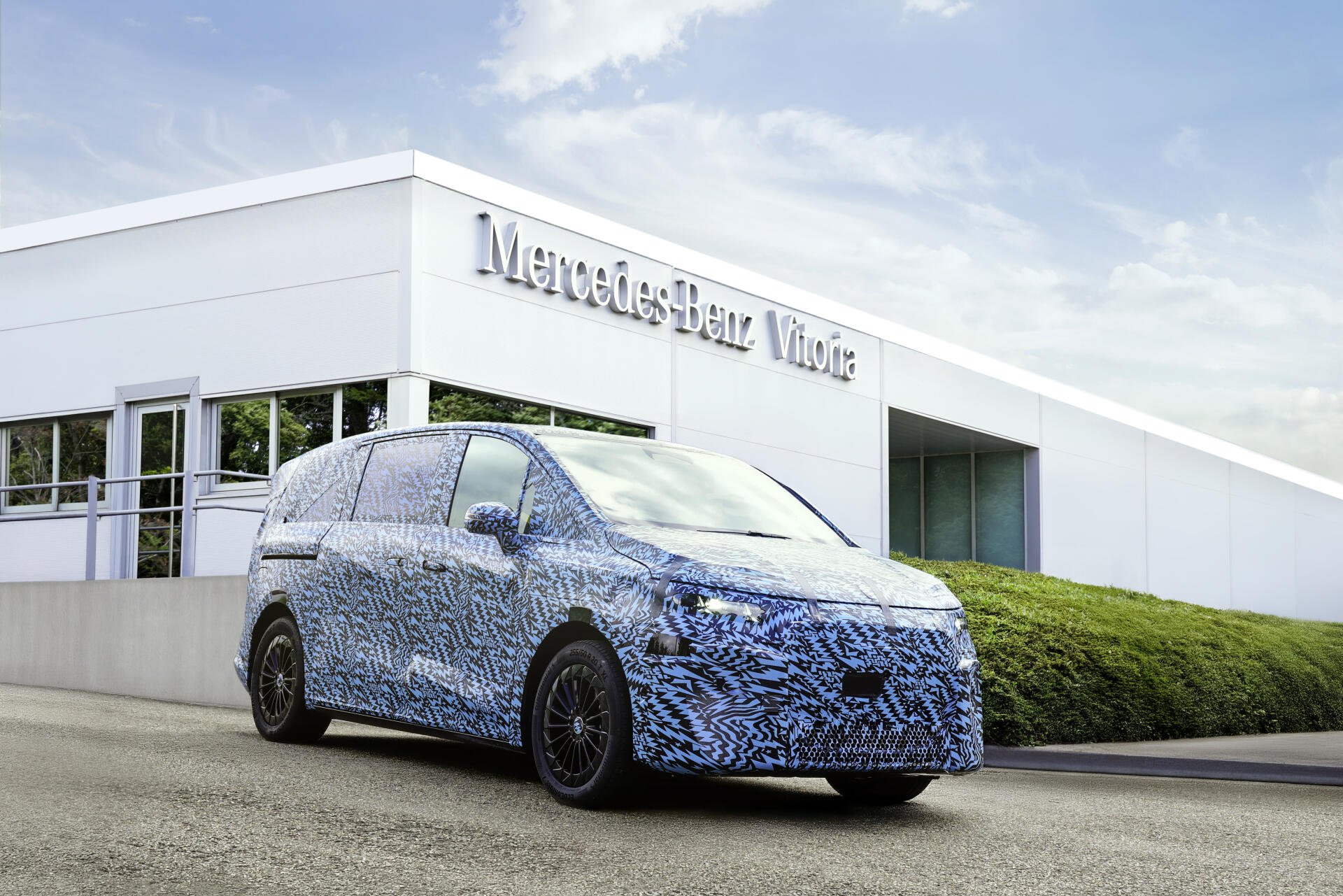 Mercedes-Benz Vitoria 4K Ultra HD Wallpaper — Camouflaged MPV