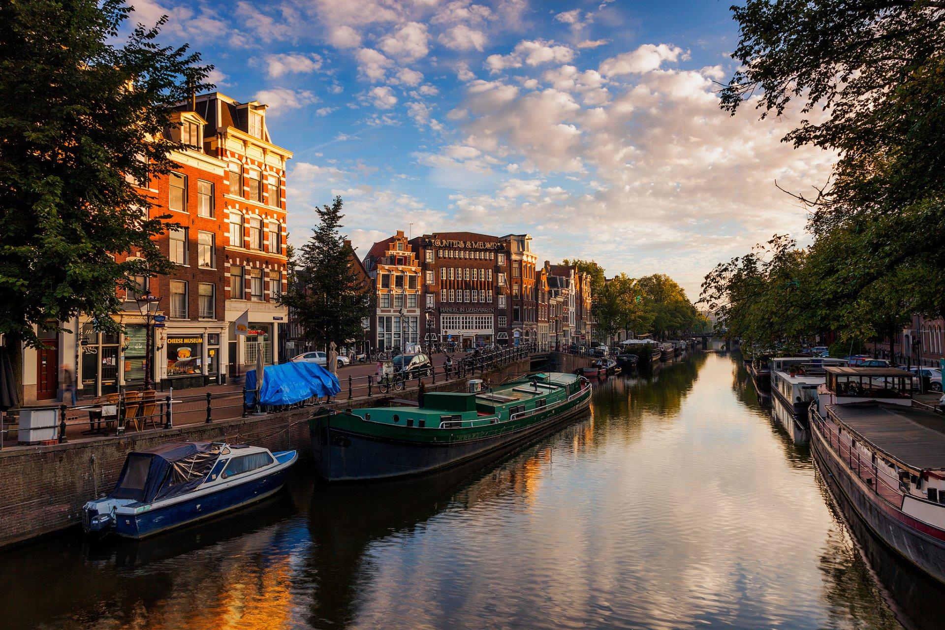 Serene Townscape: HD Wallpaper of Man-Made Canal and Historic Buildings