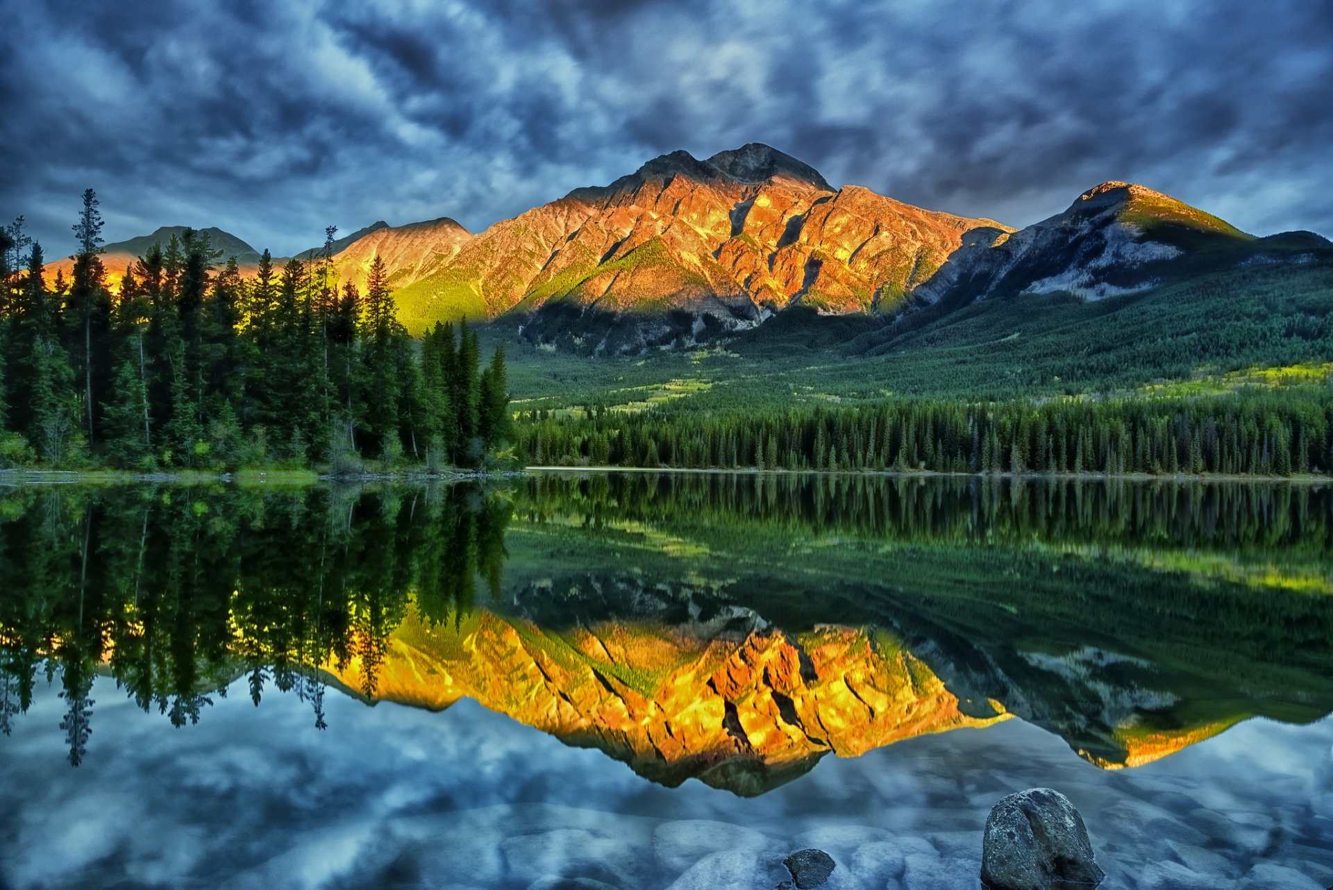 Serene Reflections: A Stunning Nature HD Wallpaper
