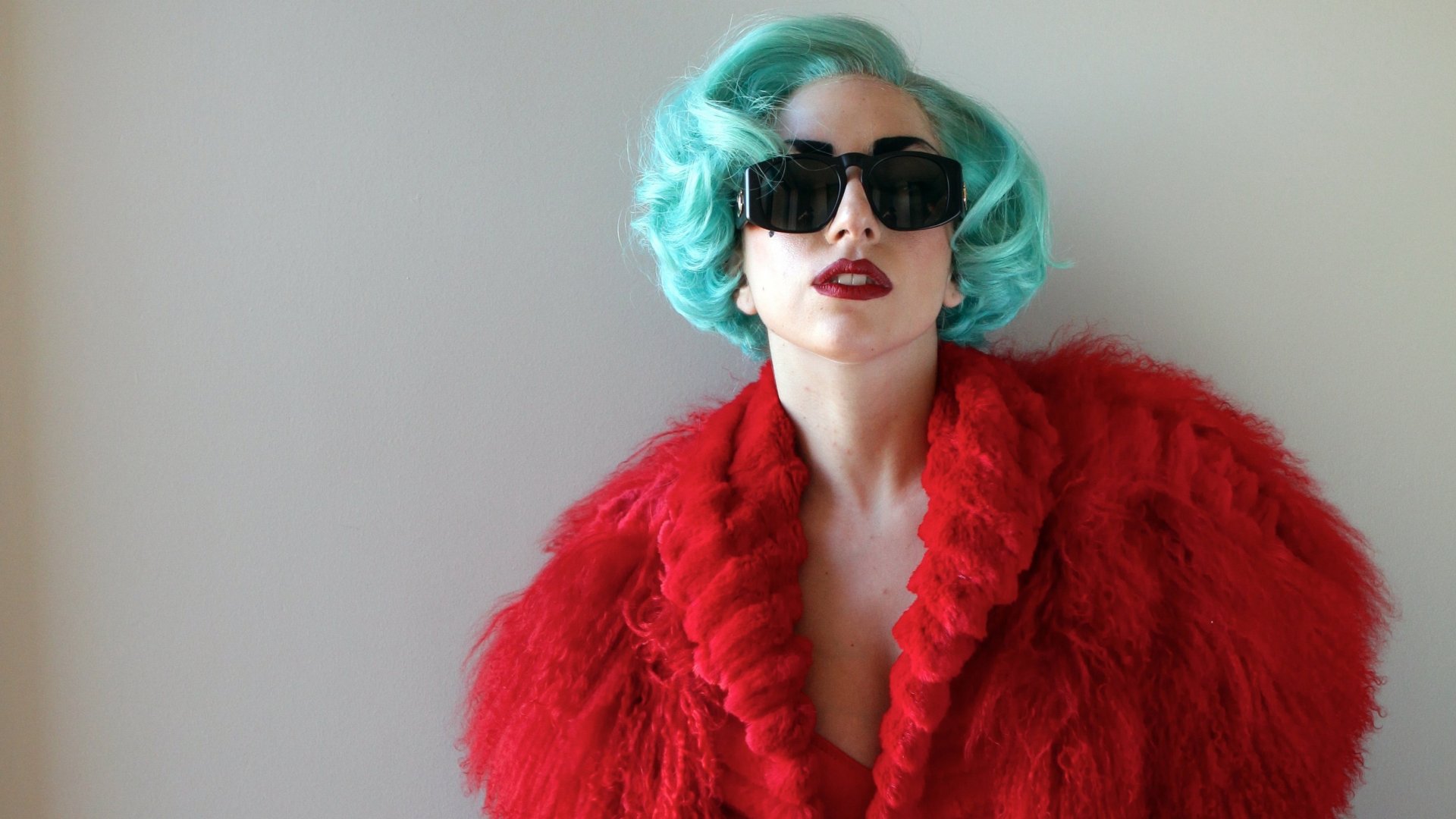 Lady Gaga’s Bold Blue Hair & Red Lips – Stunning HD Music Icon Wallpaper