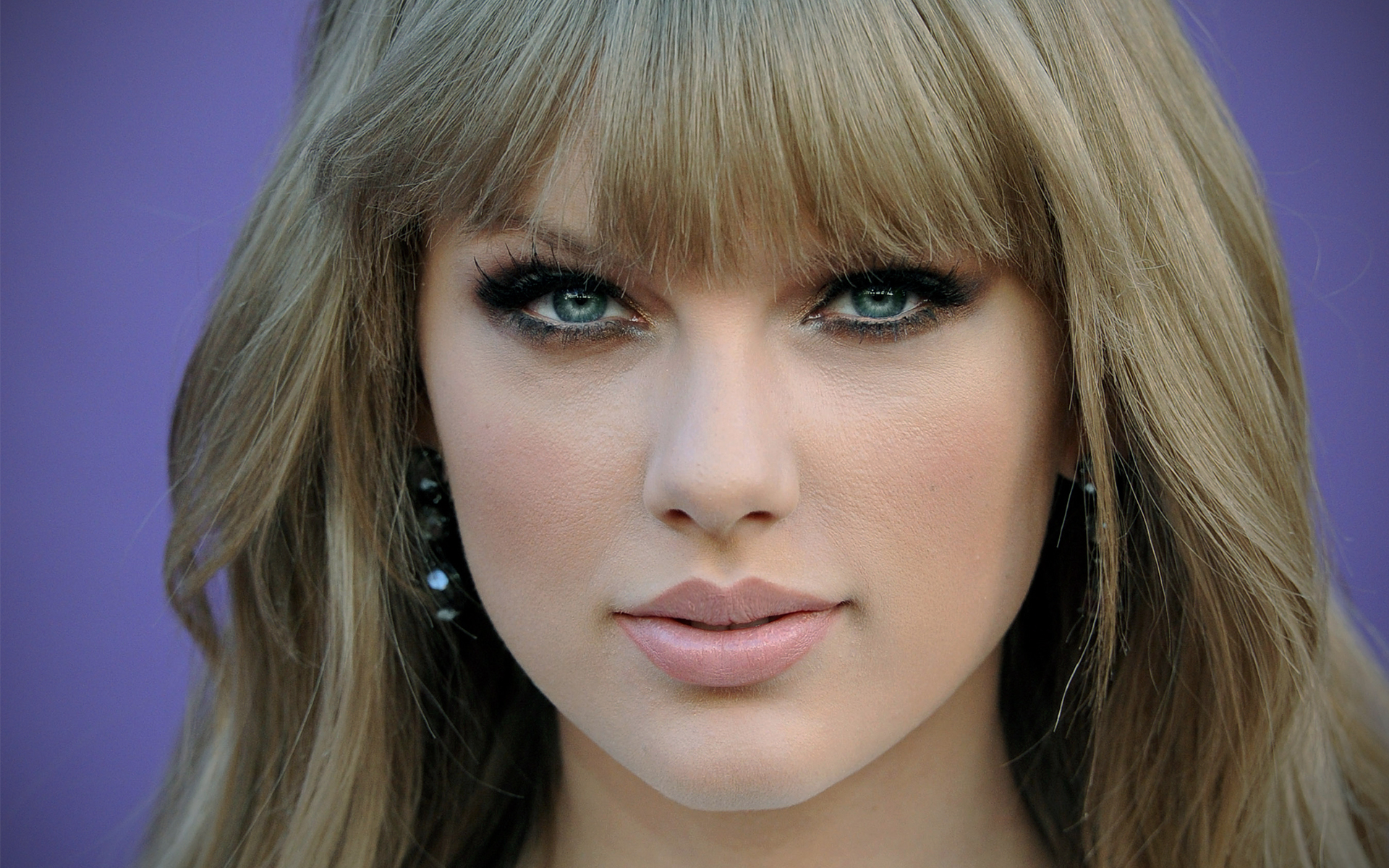 Taylor Swift HD Music Wallpaper – Iconic Close-Up Portrait