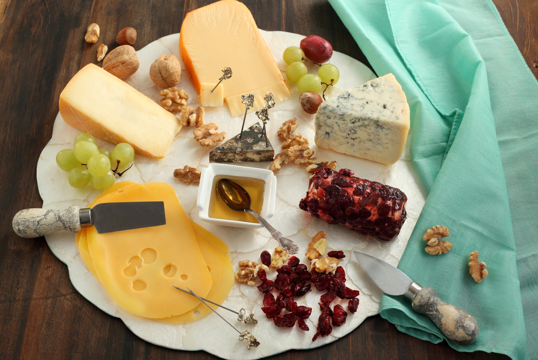 Gourmet Cheese Platter HD Wallpaper: A Delicious Food Delight