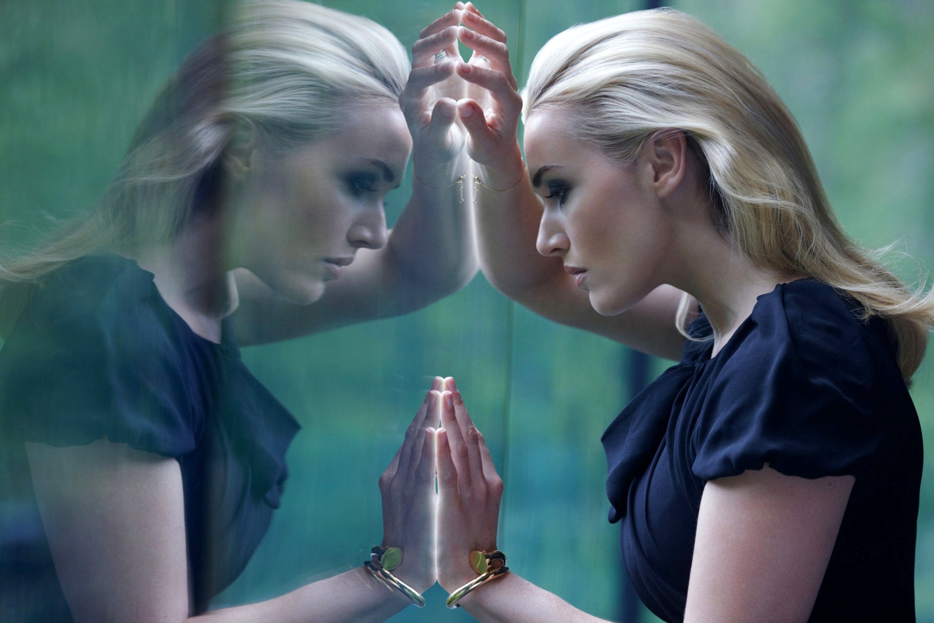 Kate Winslet HD Wallpaper: Reflective Celebrity Elegance