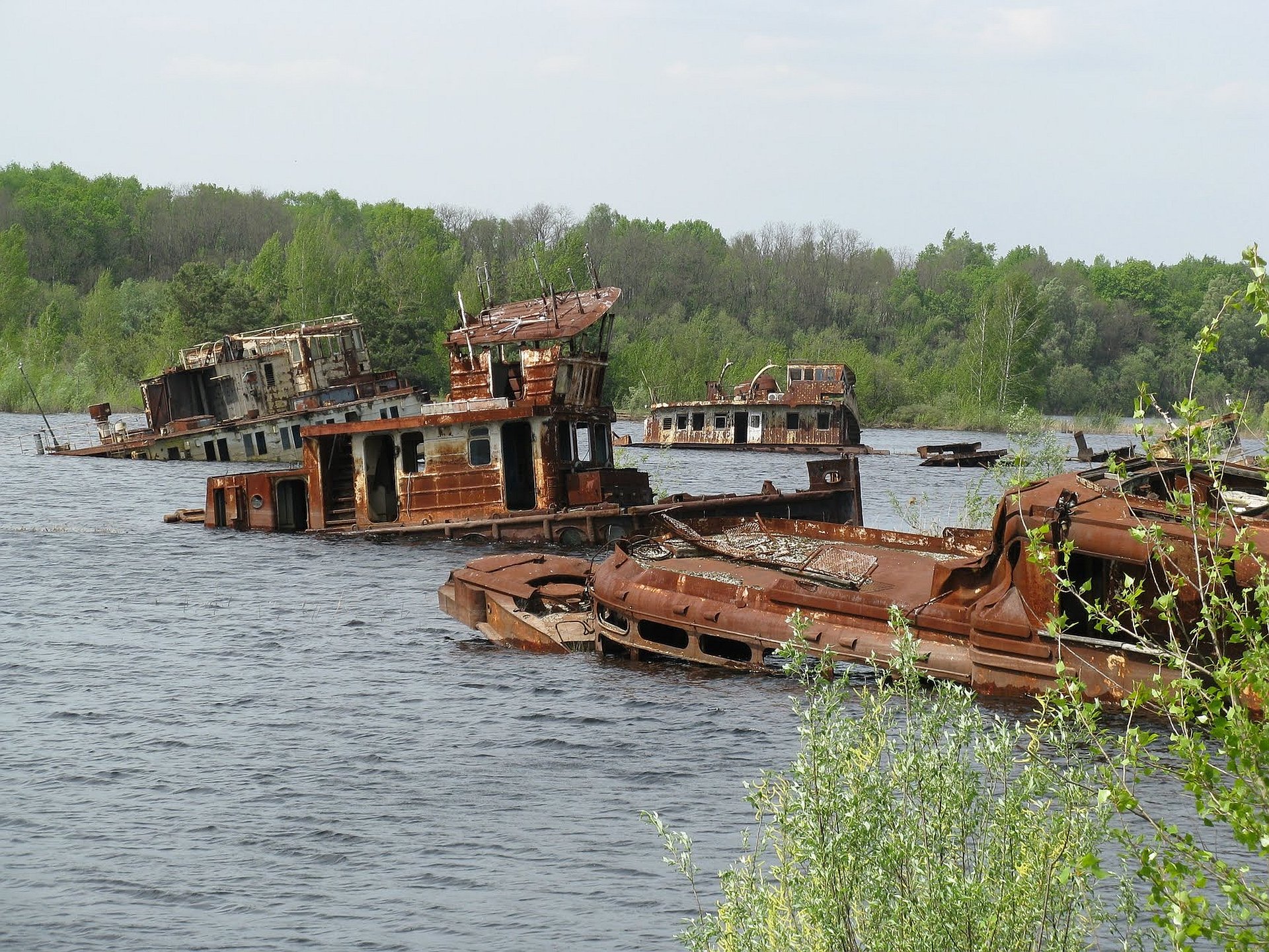 Download Vehicle Wreck HD Wallpaper