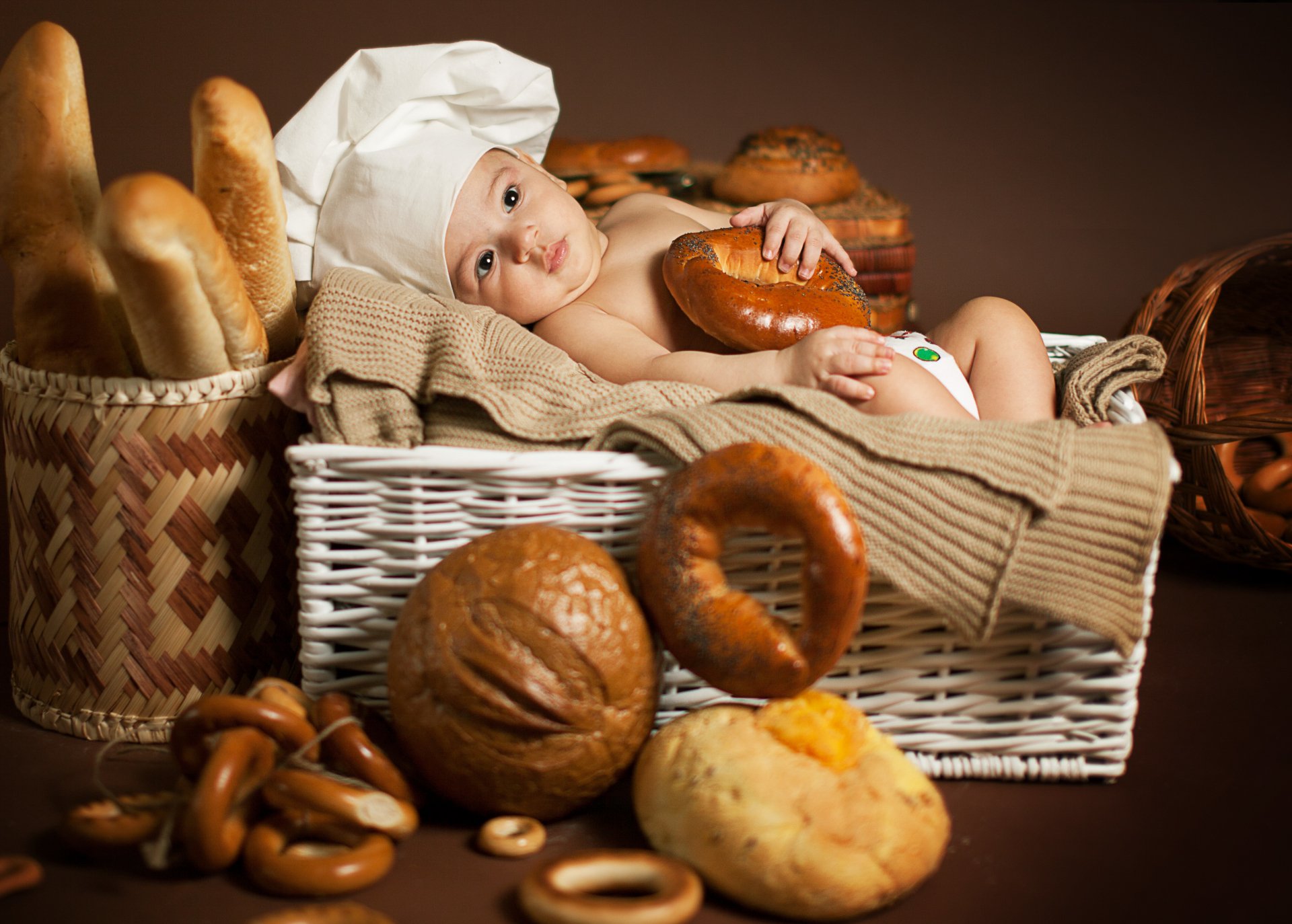 Adorable Baby Chef in Cozy Bakery – 4K Ultra HD Photography Wallpaper