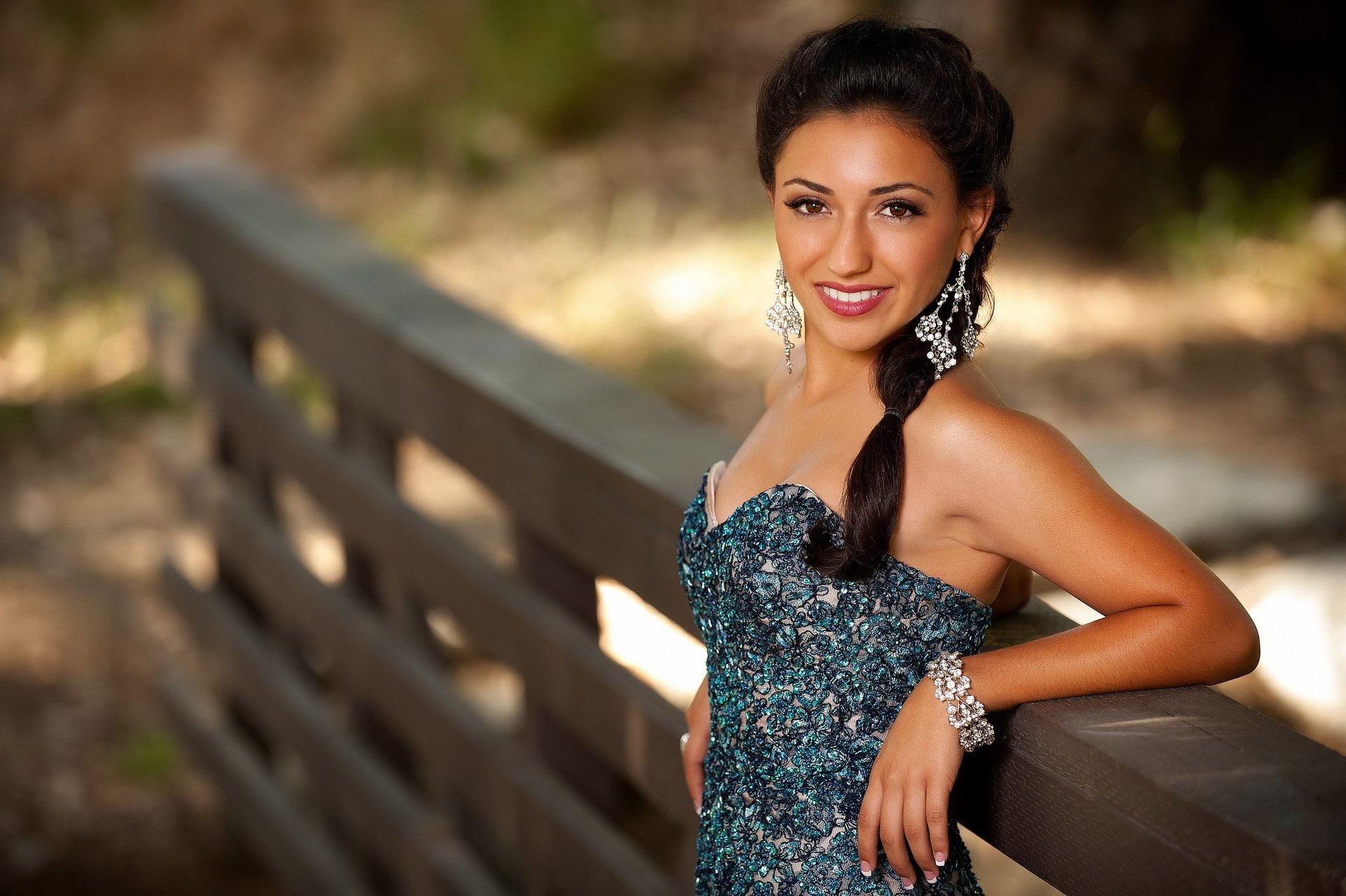 Elegant Model in HD Wallpaper: Captivating Beauty