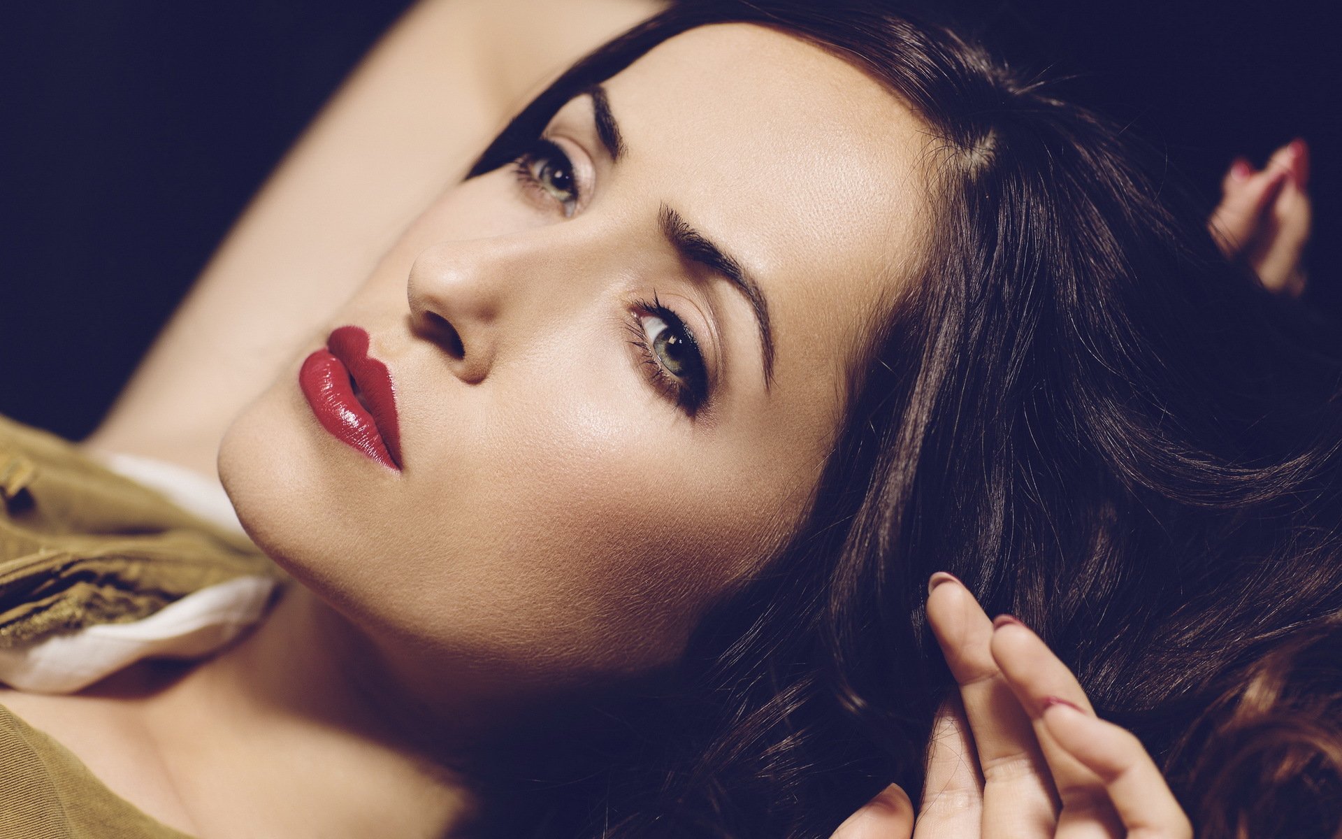 Radiant Woman’s Face – HD Beauty Wallpaper