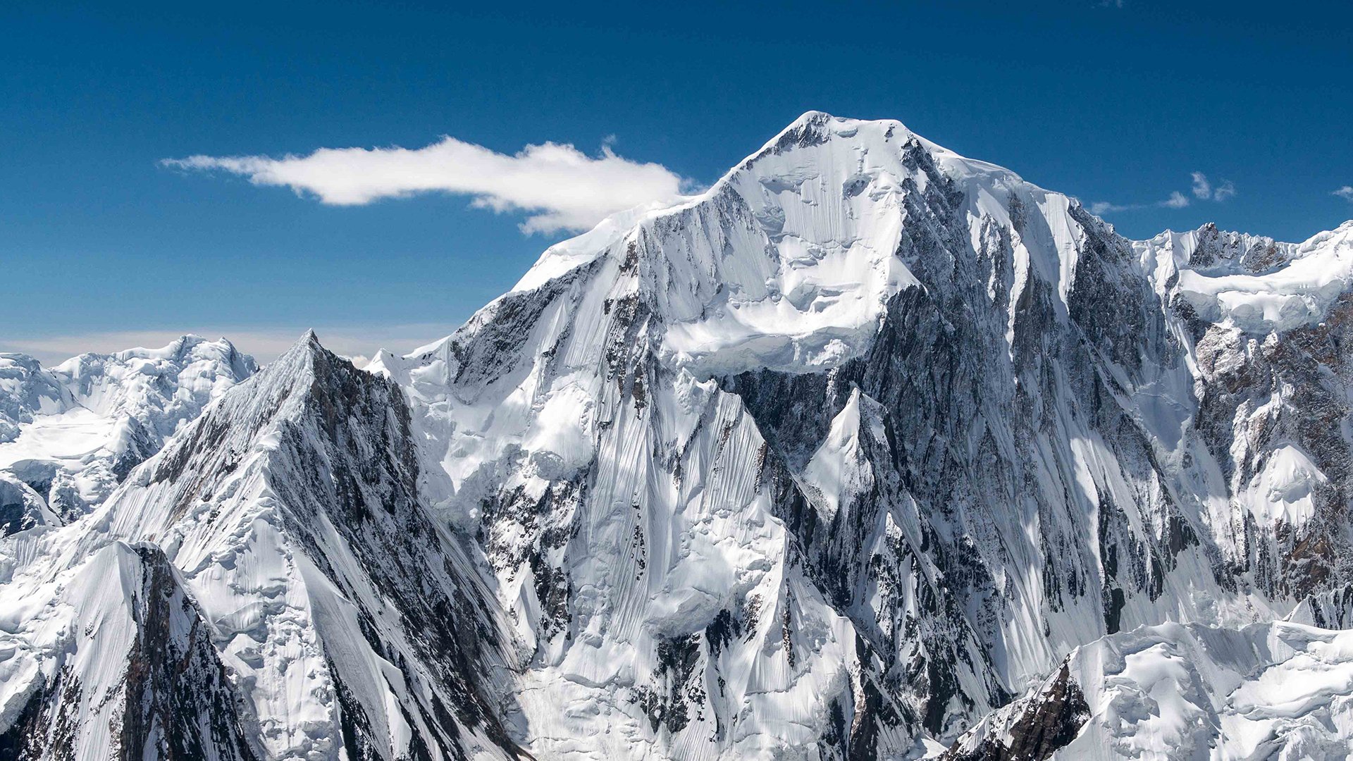 Majestic Mountain Majesty: Stunning HD Nature Wallpaper