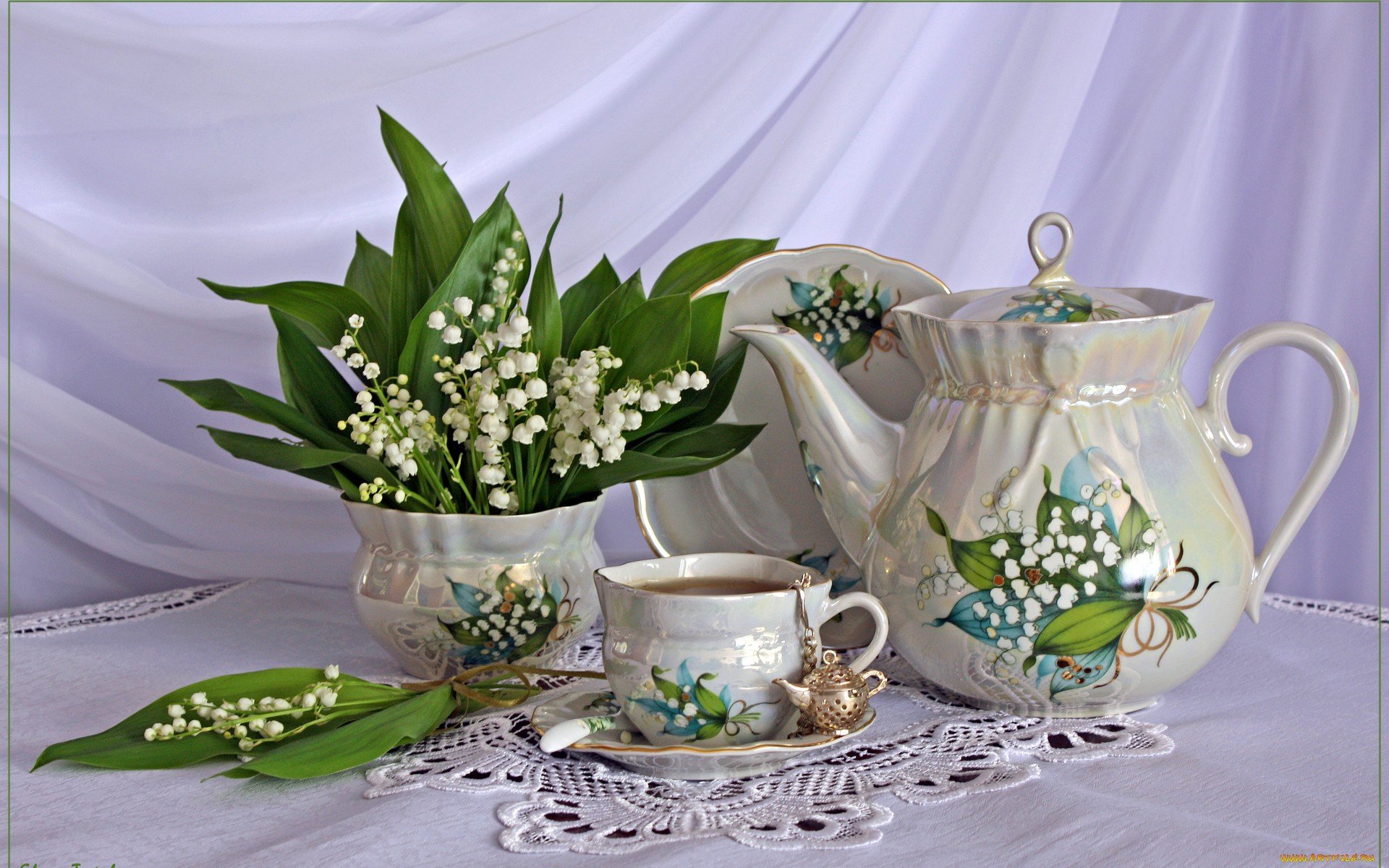 Elegant Tea Time: A Stunning HD Wallpaper