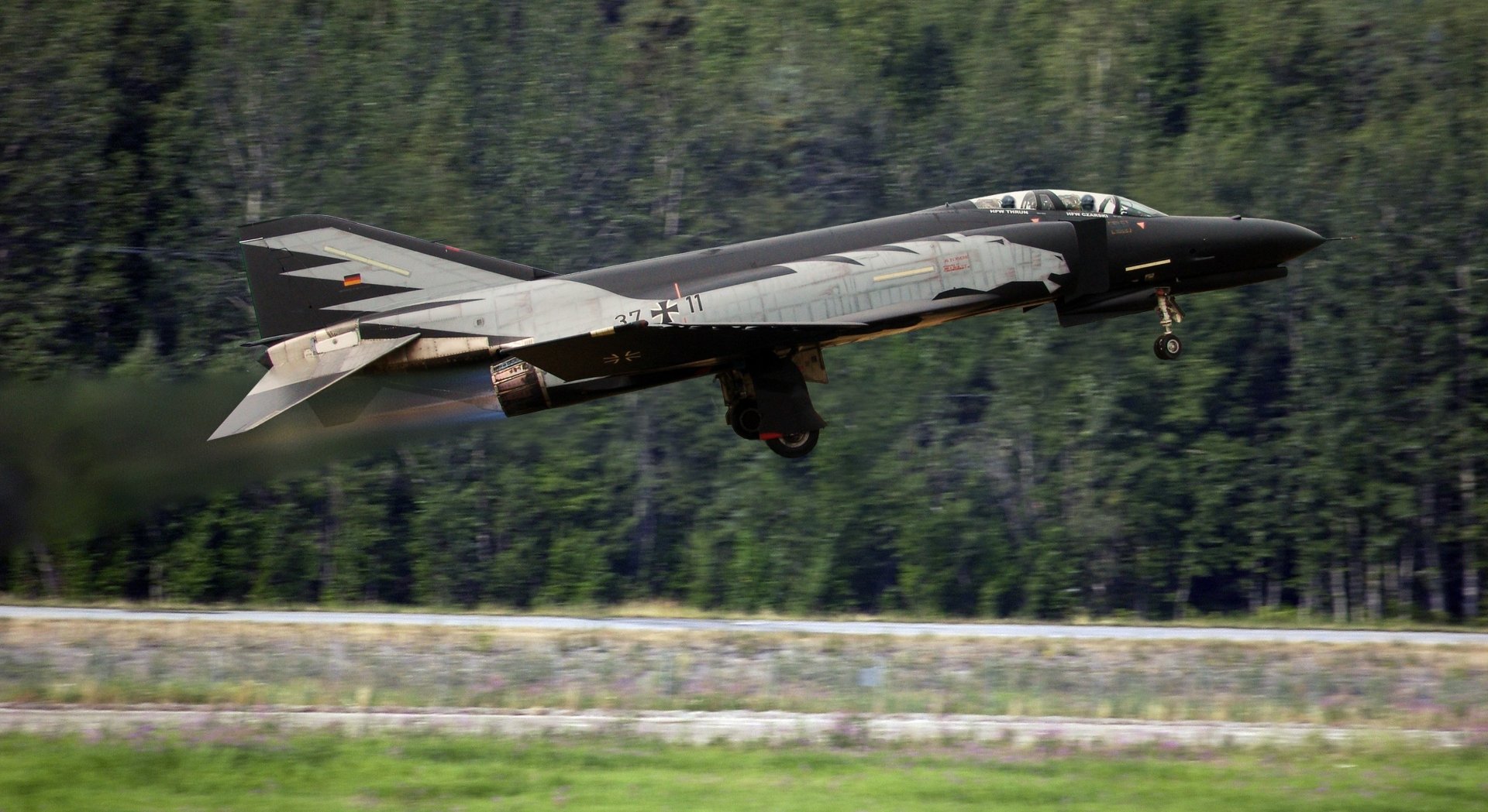 F-4 Phantom II Low Pass — 2K Quad HD Military Wallpaper