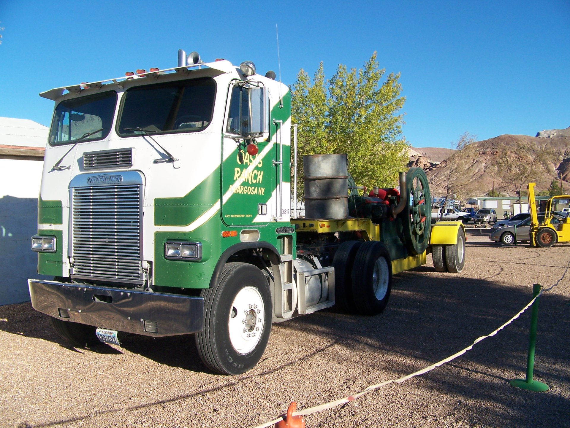 Download Vehicle Freightliner Trucks HD Wallpaper