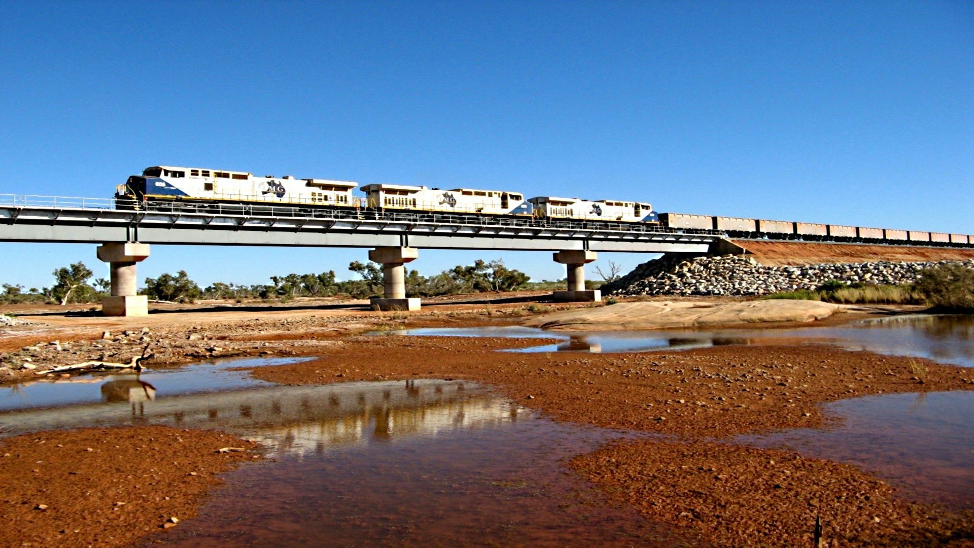 Stunning HD Wallpaper of a Train Crossing a Scenic Bridge | 1920x1080 ...
