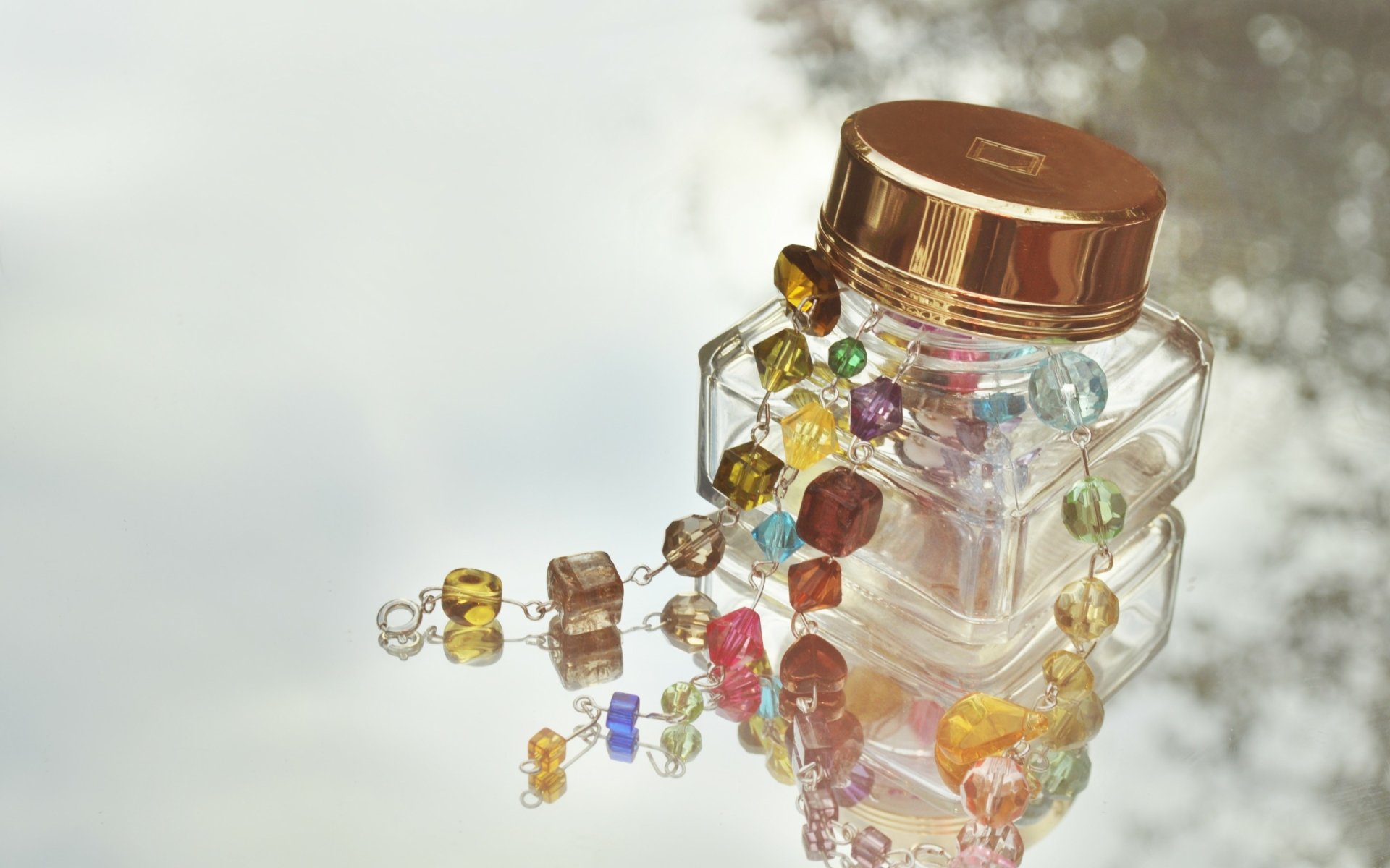 2K Quad HD Wallpaper: Man-Made Beaded Jewelry Cascade | 2880x1800 ...