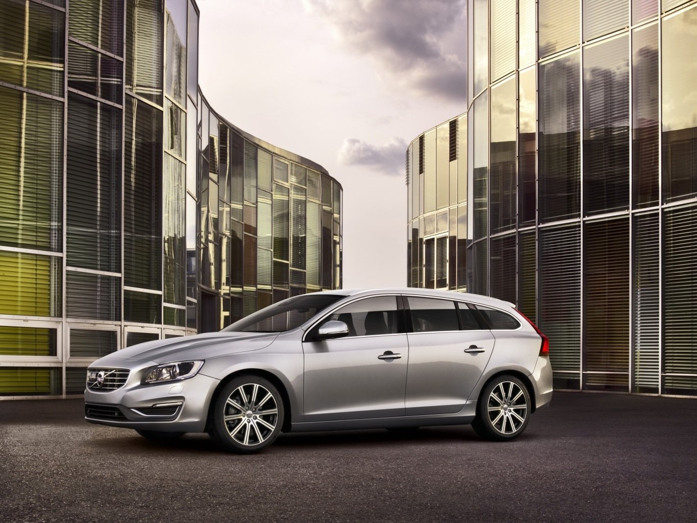 Download Vehicle Volvo Wallpaper