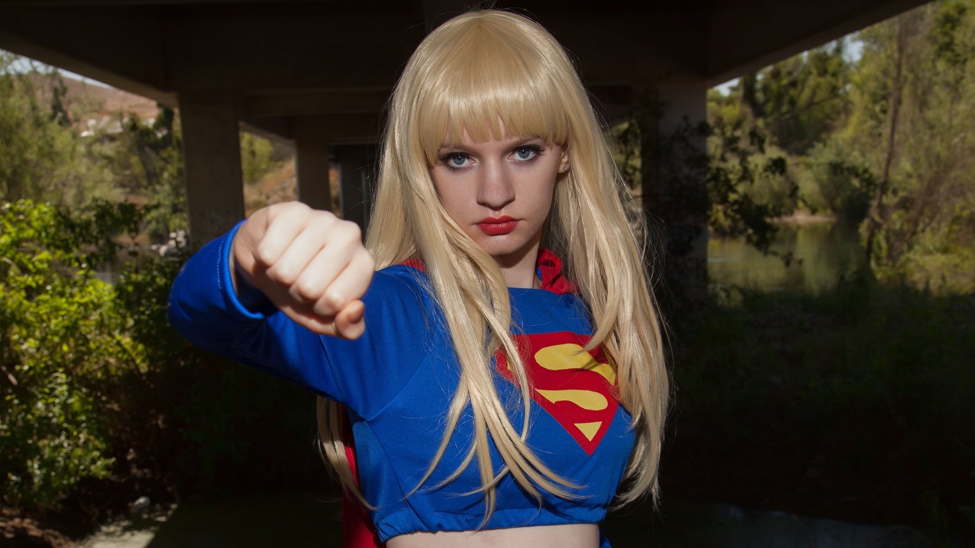 HD Supergirl Cosplay: Fierce Woman in Action