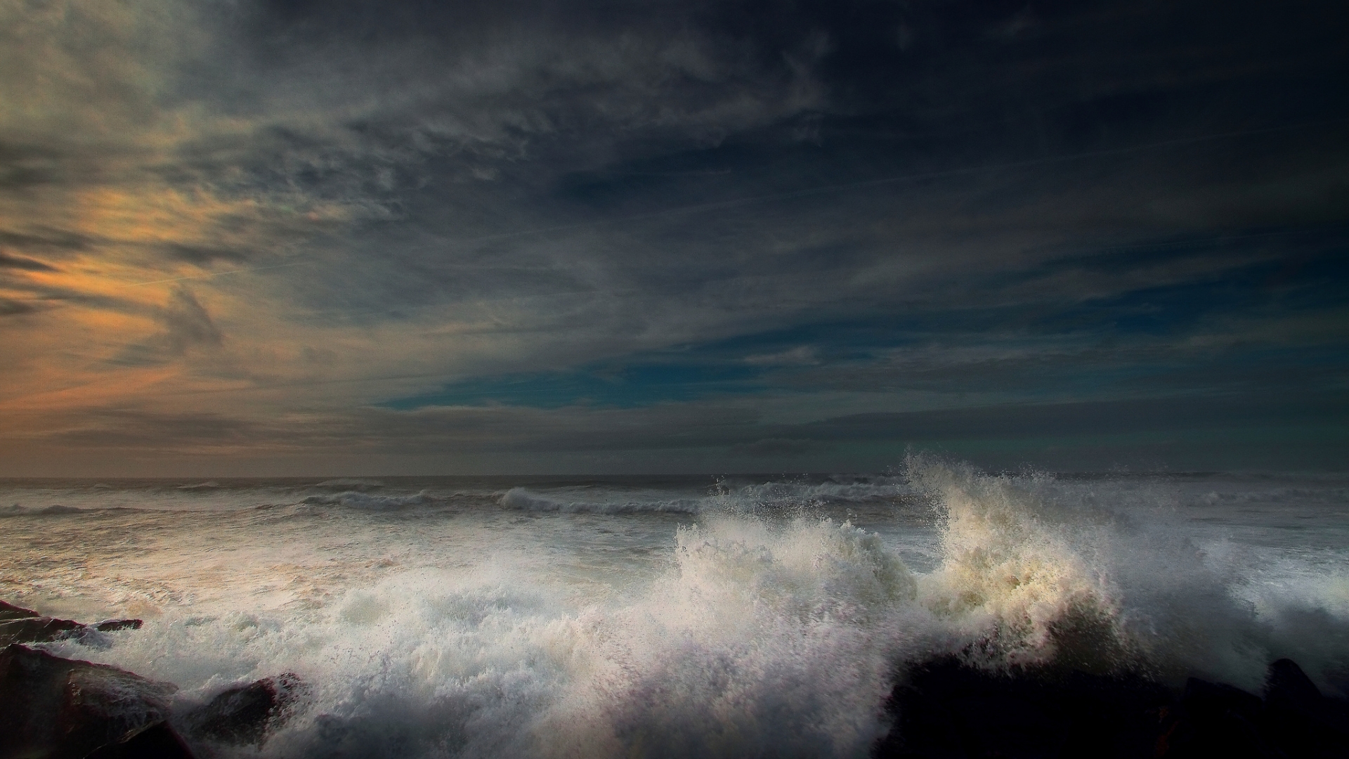 Majestic Seascape: HD Nature Waves at Twilight