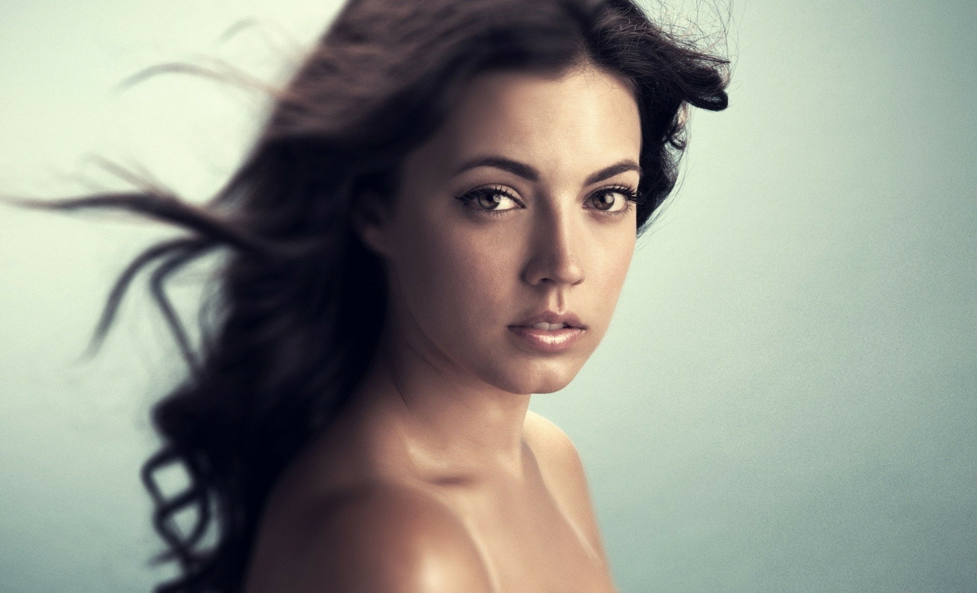 Radiant Woman’s Portrait – HD Wallpaper Beauty Spotlight