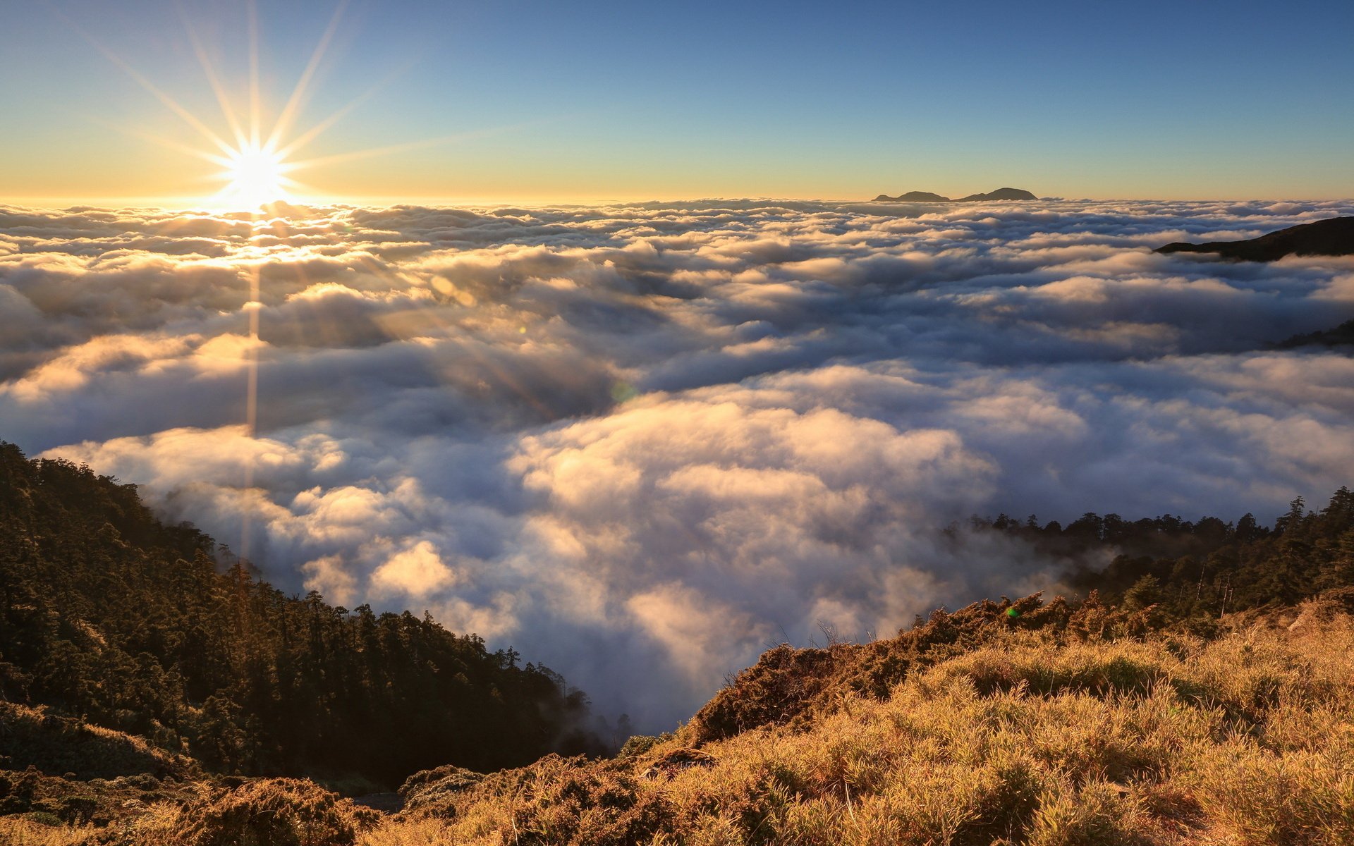 Golden Sunbeam Above a Sea of Clouds — HD Nature Wallpaper