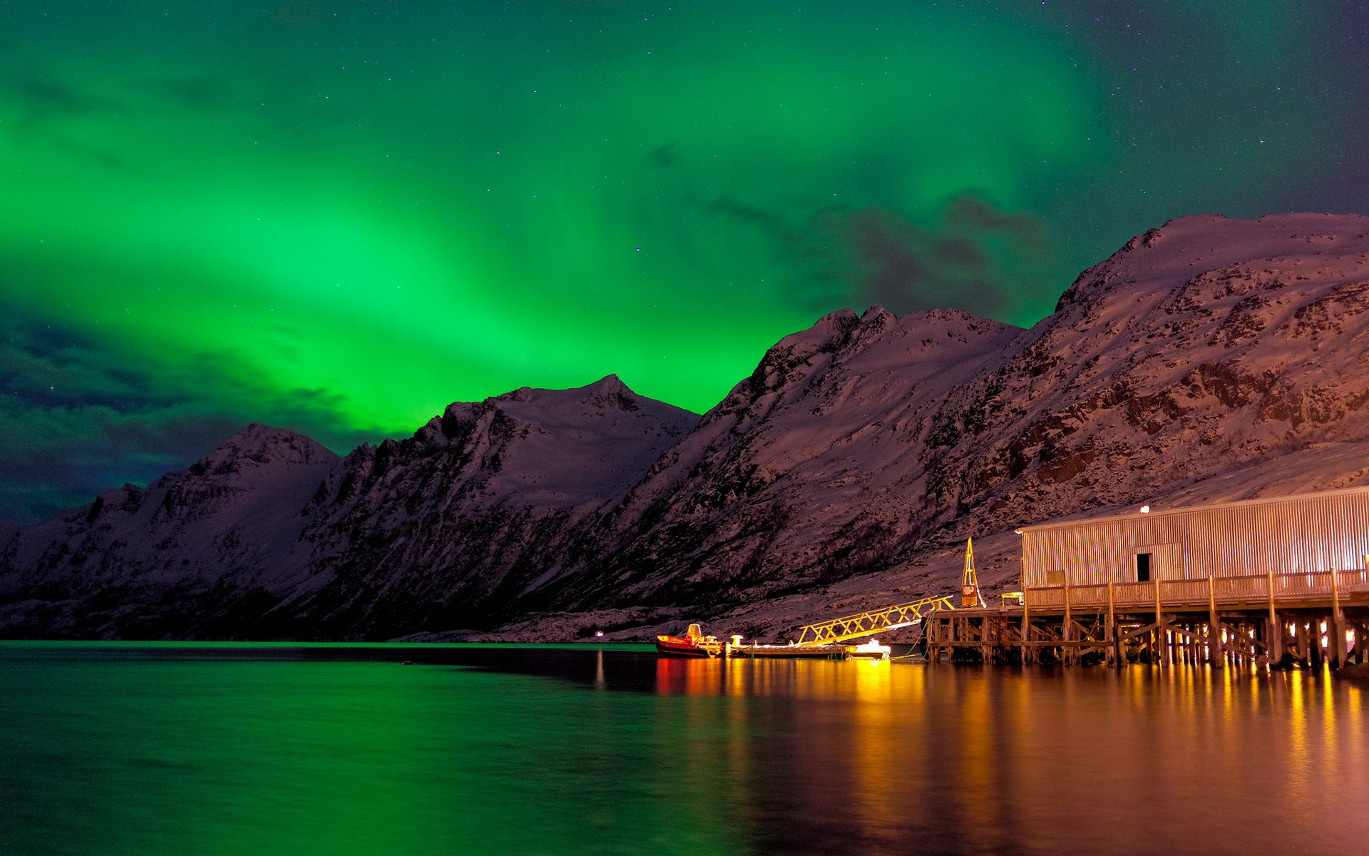 Enchanting Night: Aurora Borealis HD Wallpaper by Geir Inge Jensen