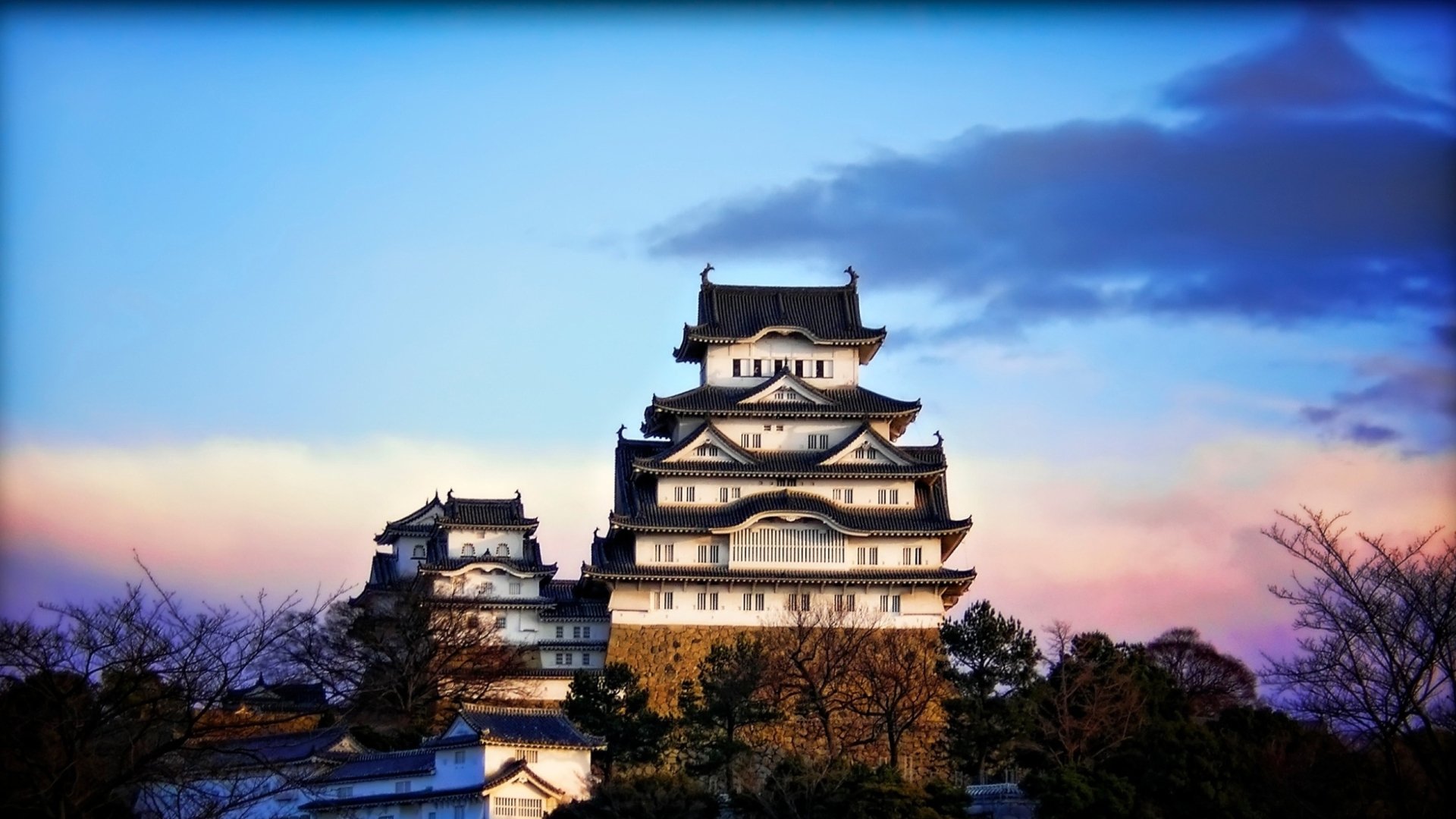 Sunrise Majesty: Himeji Castle, Japan – Stunning HD Wallpaper