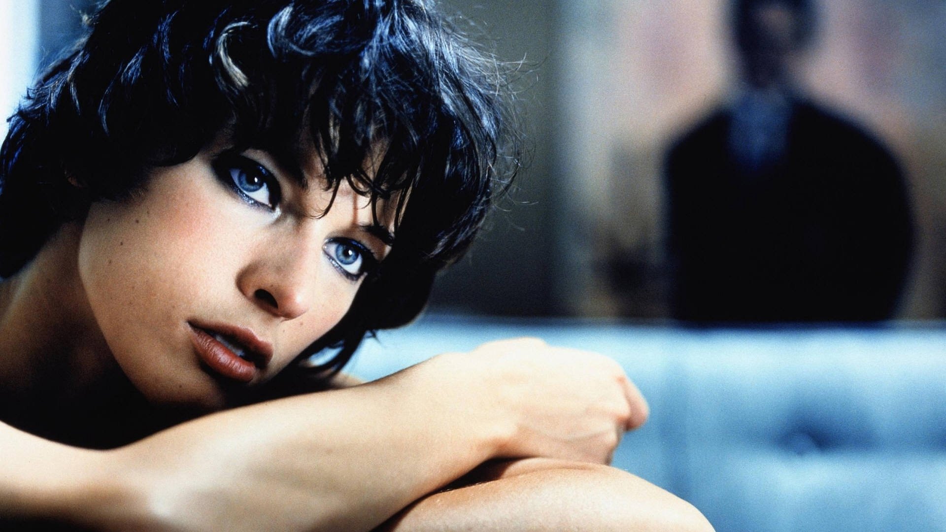 Milla Jovovich Stunning HD Celebrity Wallpaper | 2560x1440 | Wallpaper ...