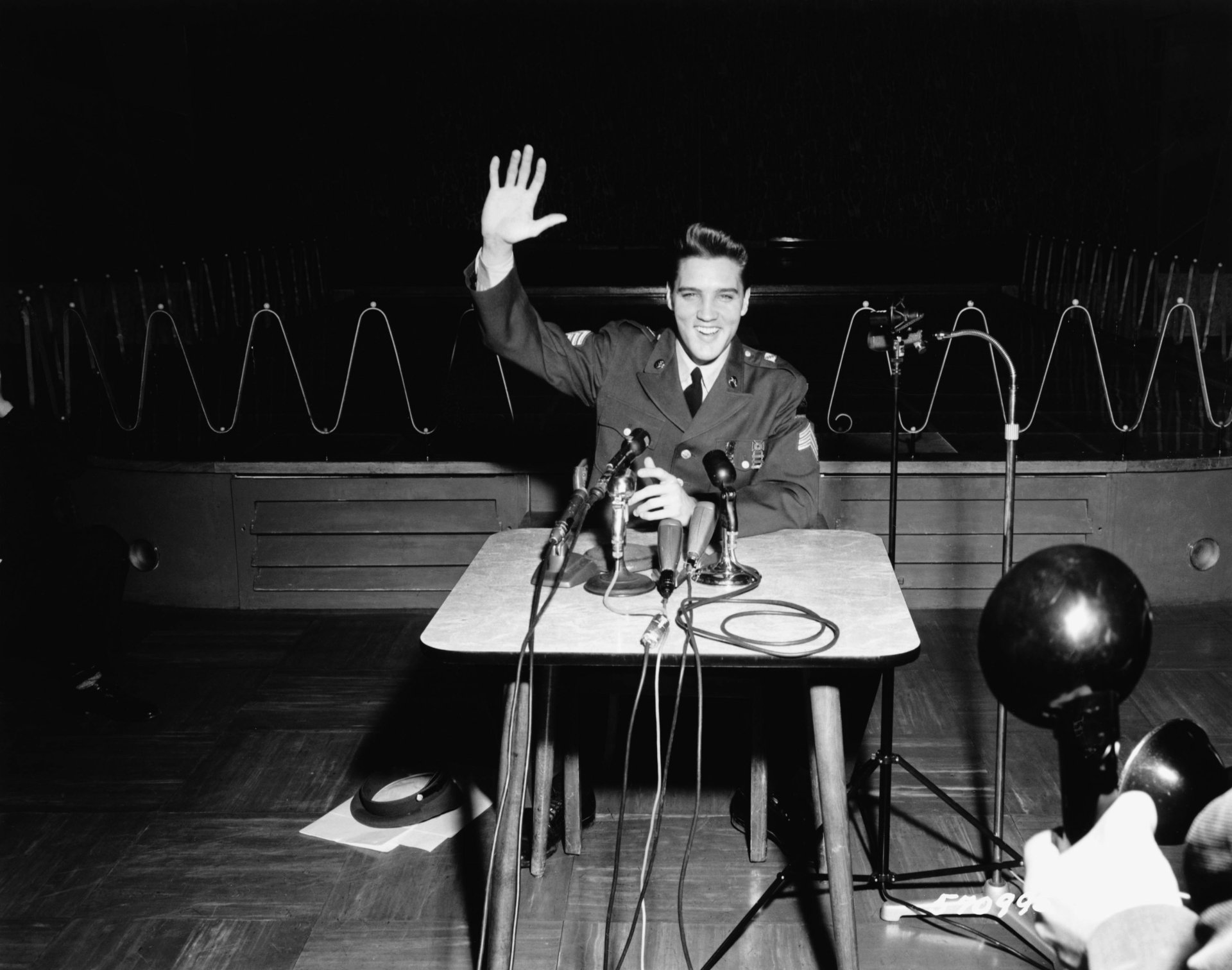 Elvis Presley Live: Iconic Music Legend HD Wallpaper Tribute