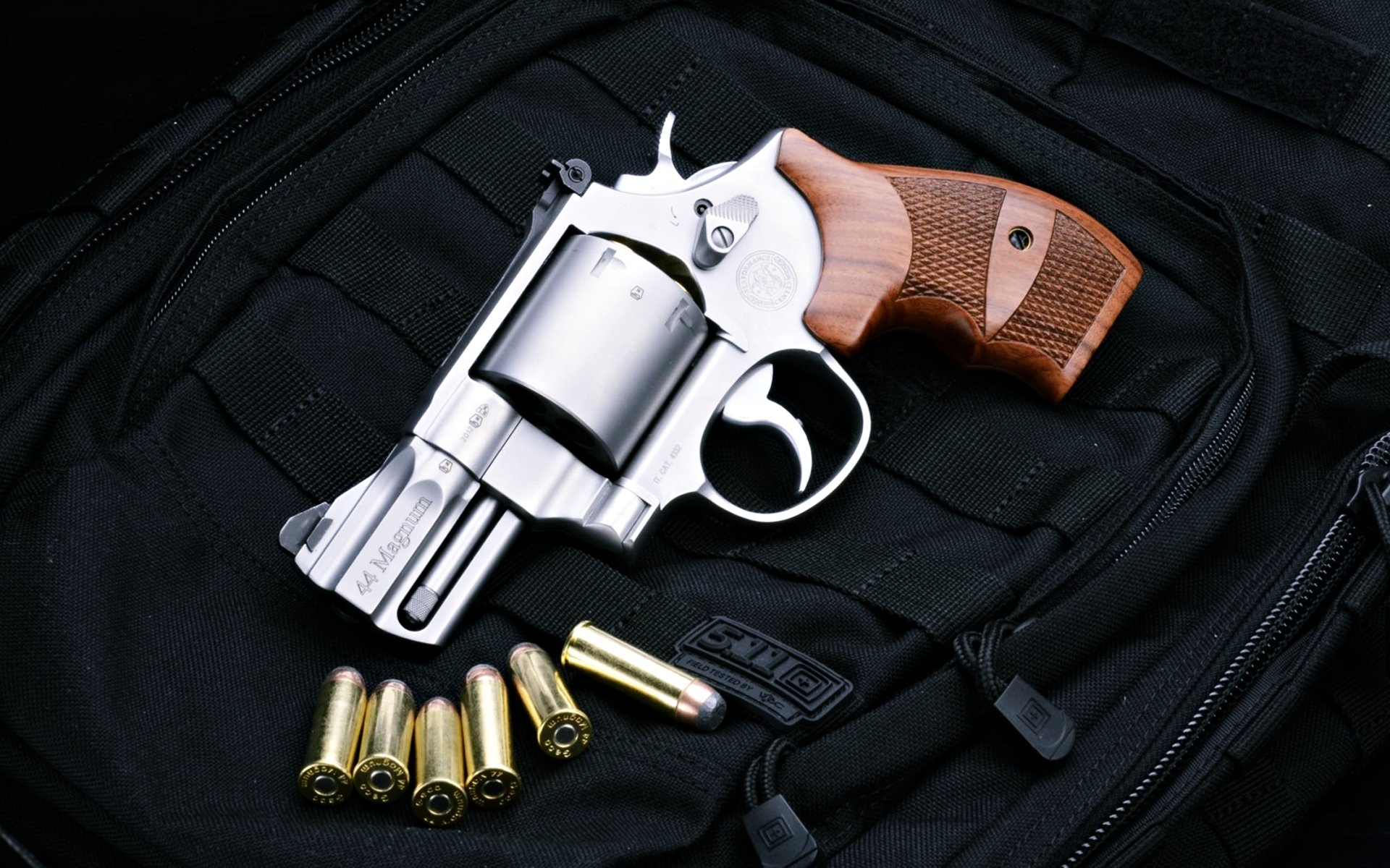 Smith & Wesson Revolver - 4K Ultra HD Wallpaper