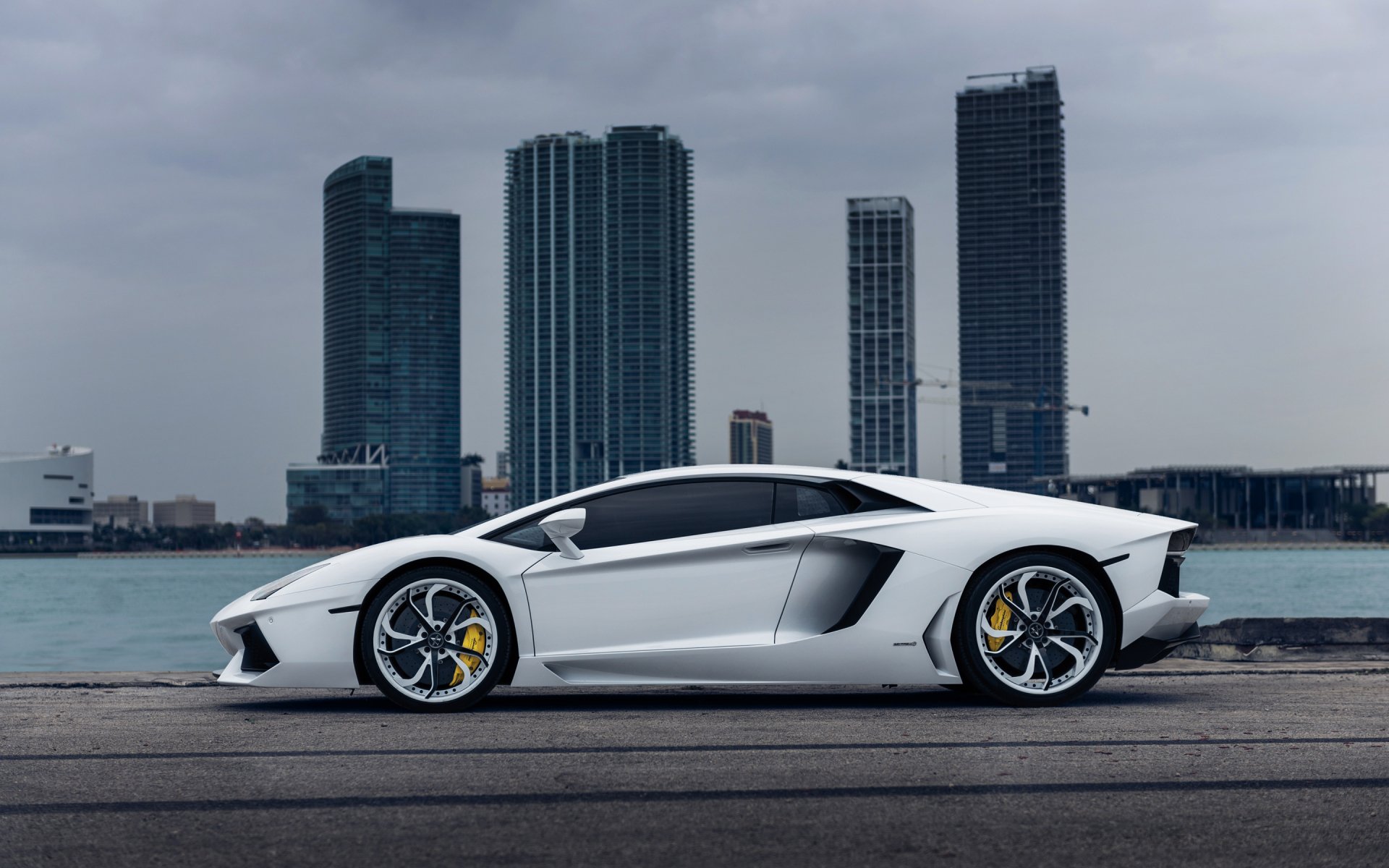 Sleek White Lamborghini Aventador HD Wallpaper – Urban Luxury in Motion ...