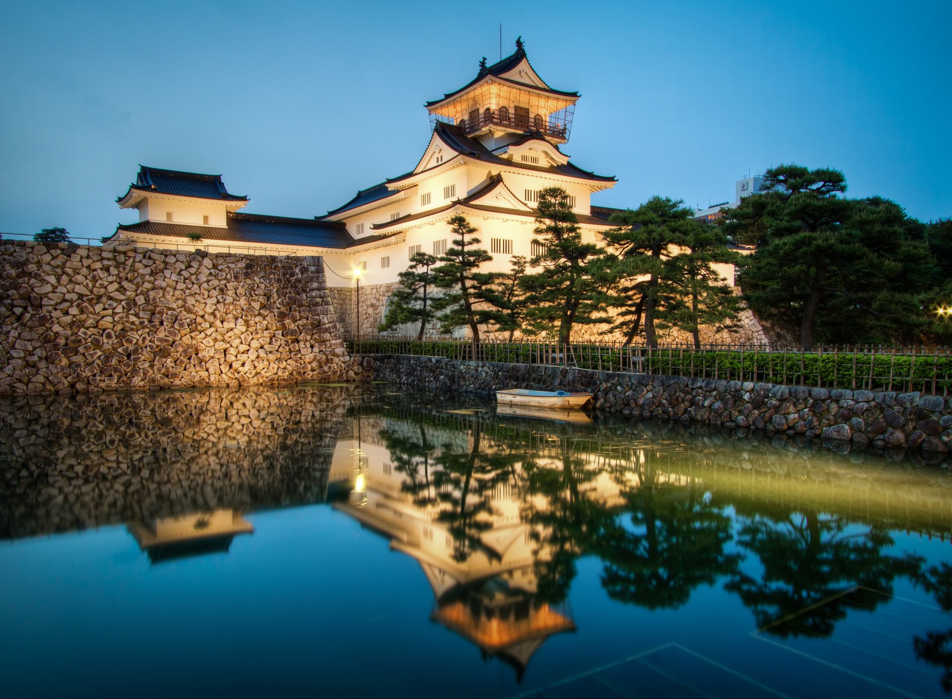 Toyama Castle Twilight Reflection – Serene 4K Japan Pond and Boat View