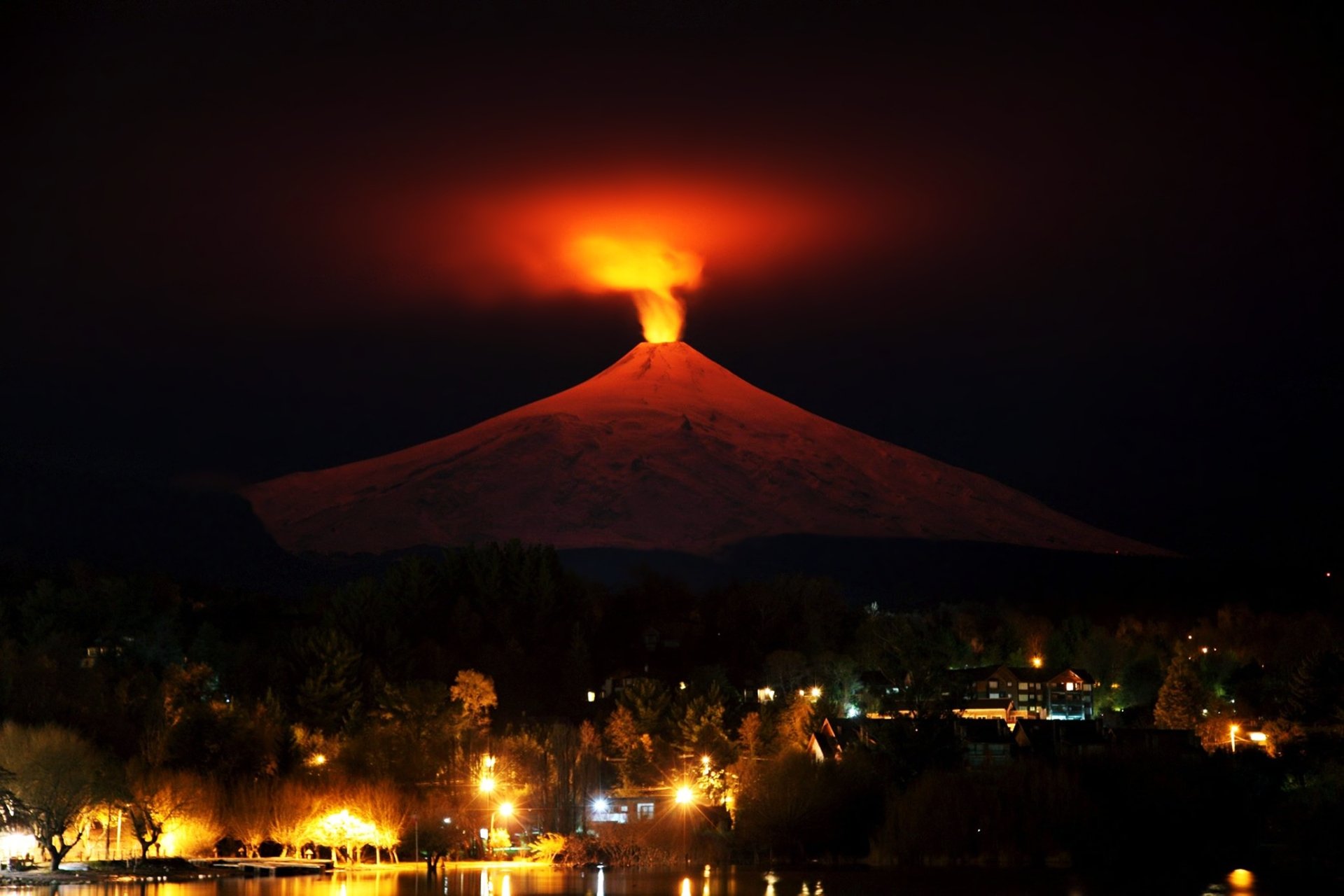 Majestic Volcano at Night: 4K Ultra HD Wallpaper