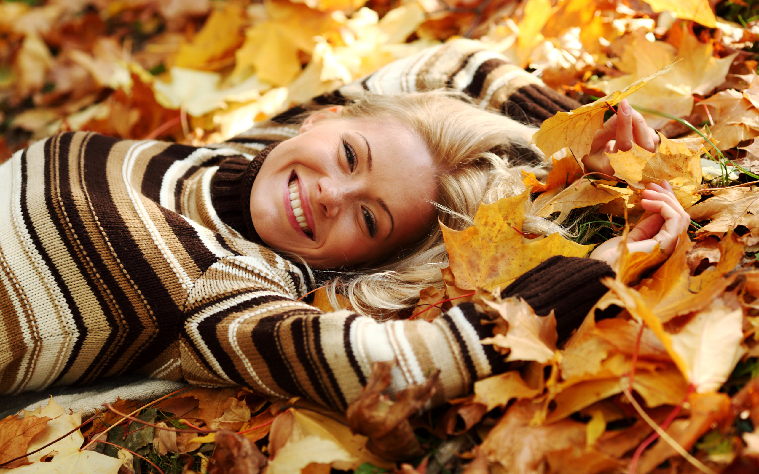 Download Fall Woman Model HD Wallpaper