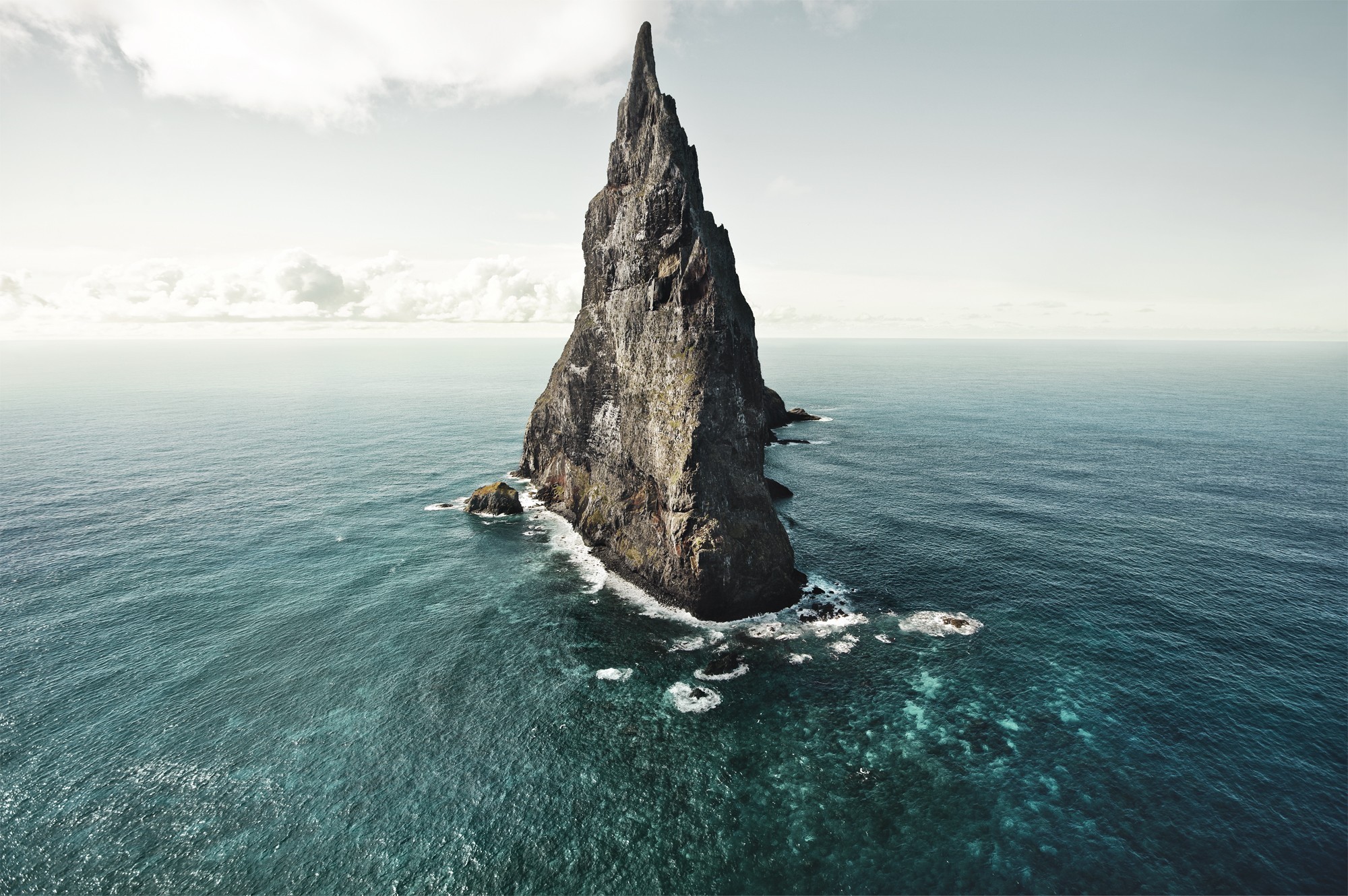 Ball's Pyramid Ocean Island - Majestic Sea Spire HD Wallpaper