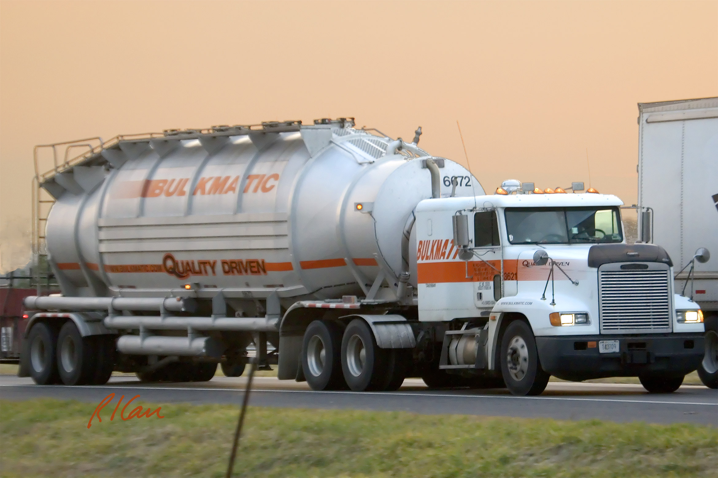 Download Vehicle Freightliner Trucks HD Wallpaper