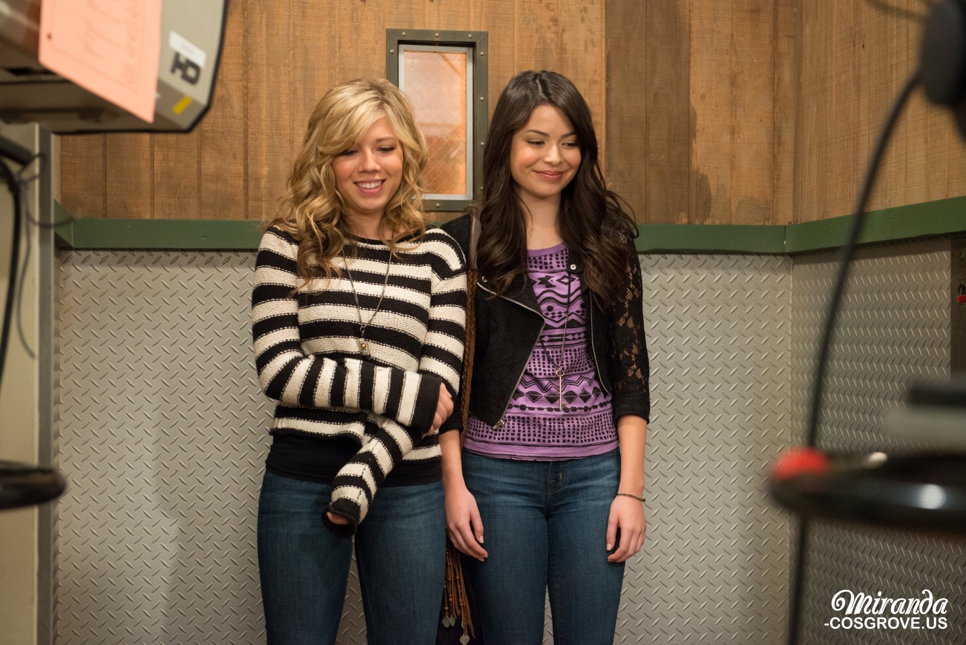 iCarly HD Wallpaper Featuring Miranda Cosgrove from the Hit TV Show (2007)