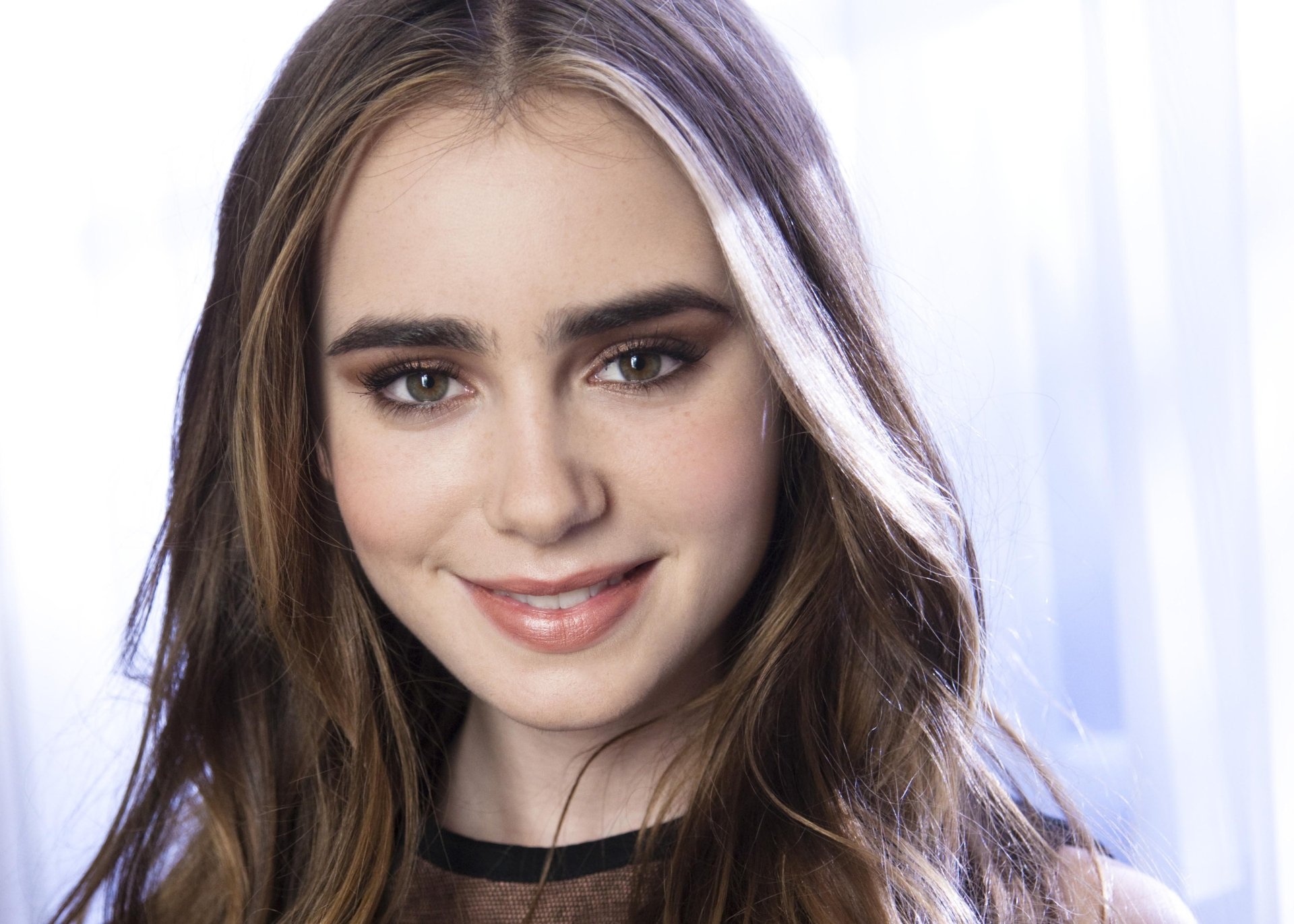 Download Brunette Actress English Celebrity Lily Collins 4k Ultra HD ...