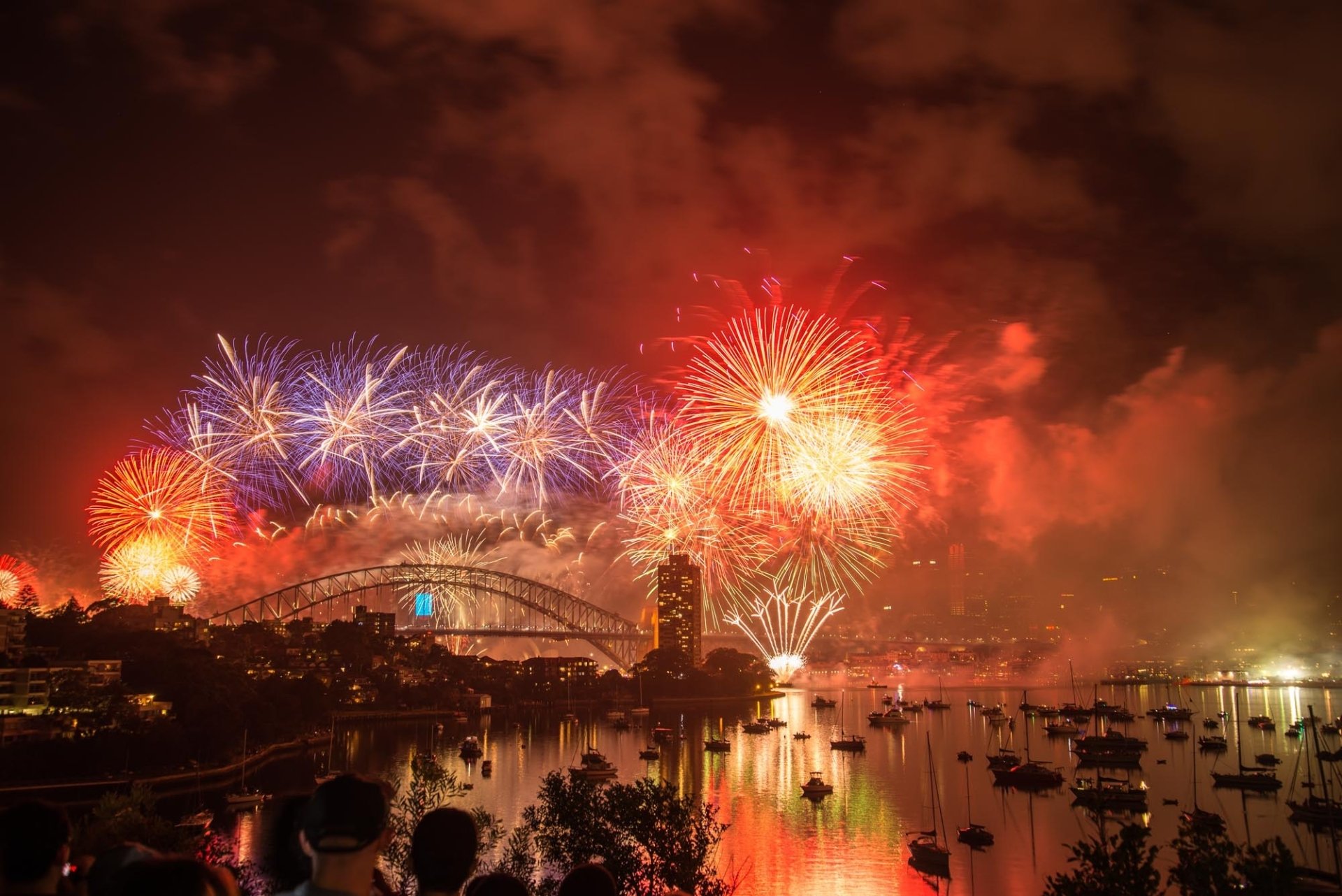 Spectacular Fireworks Celebration Over Sydney Harbour Bridge – Vibrant ...